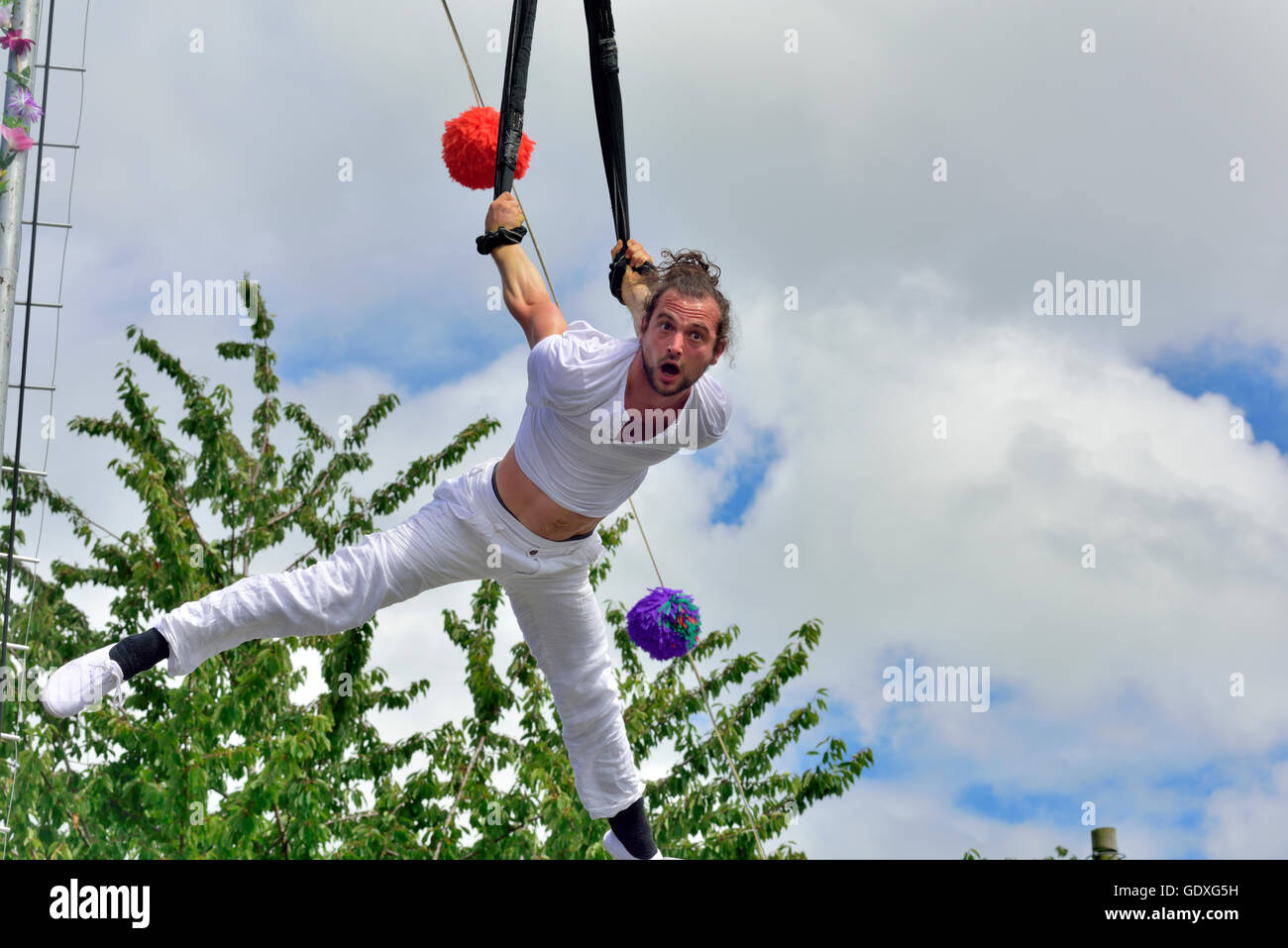 Trapeze artist hi-res stock photography and images - Alamy