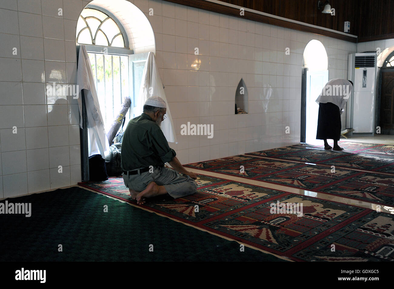 Praying Muslim men Stock Photo - Alamy