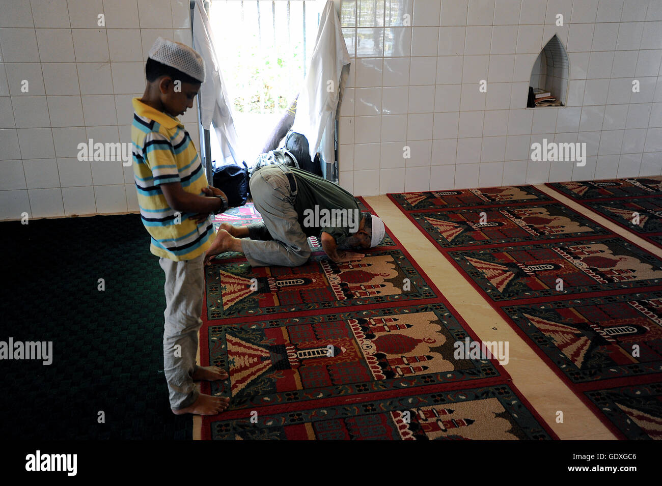 Praying Muslim men Stock Photo - Alamy