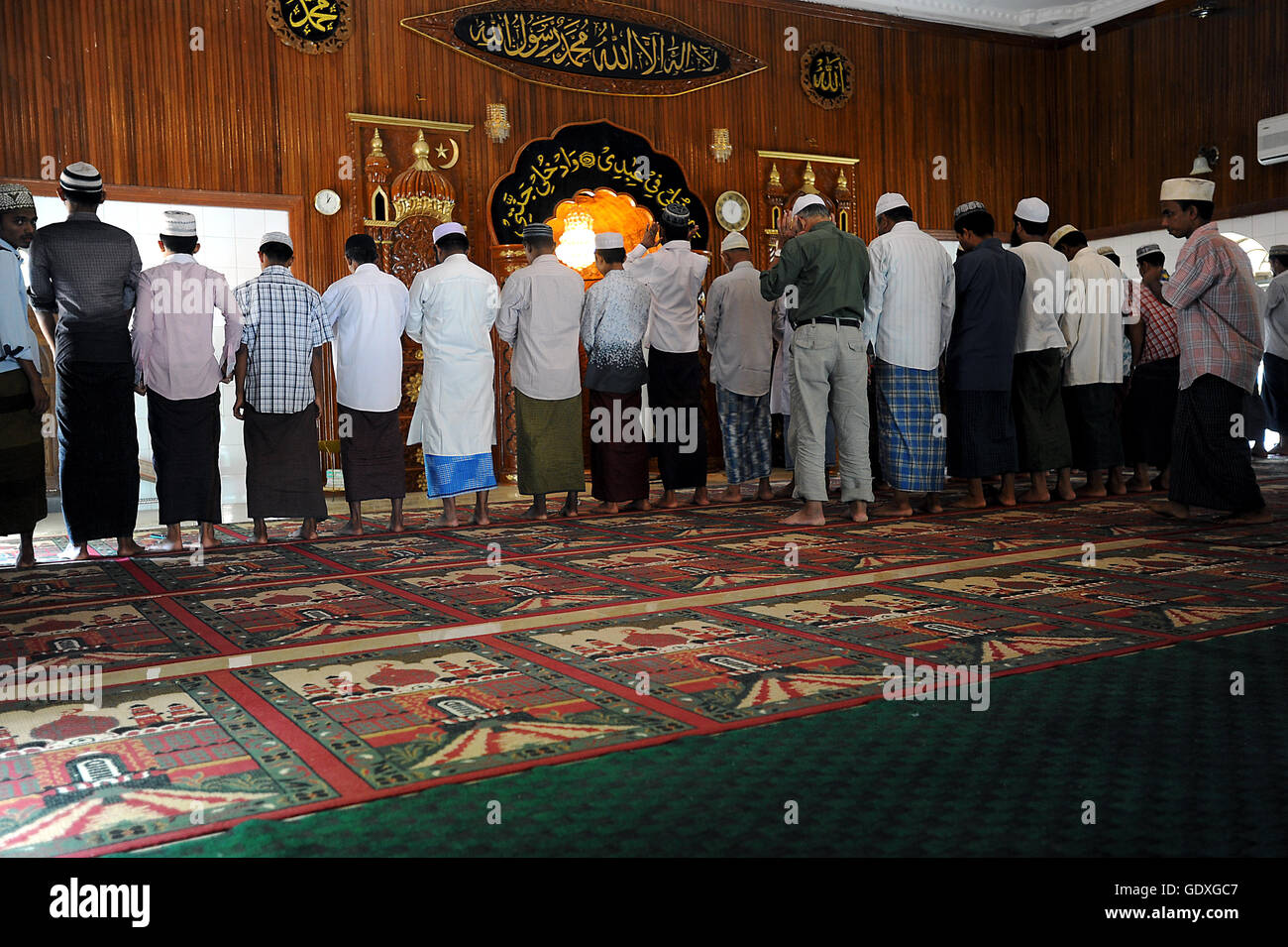 Praying Muslim men Stock Photo - Alamy