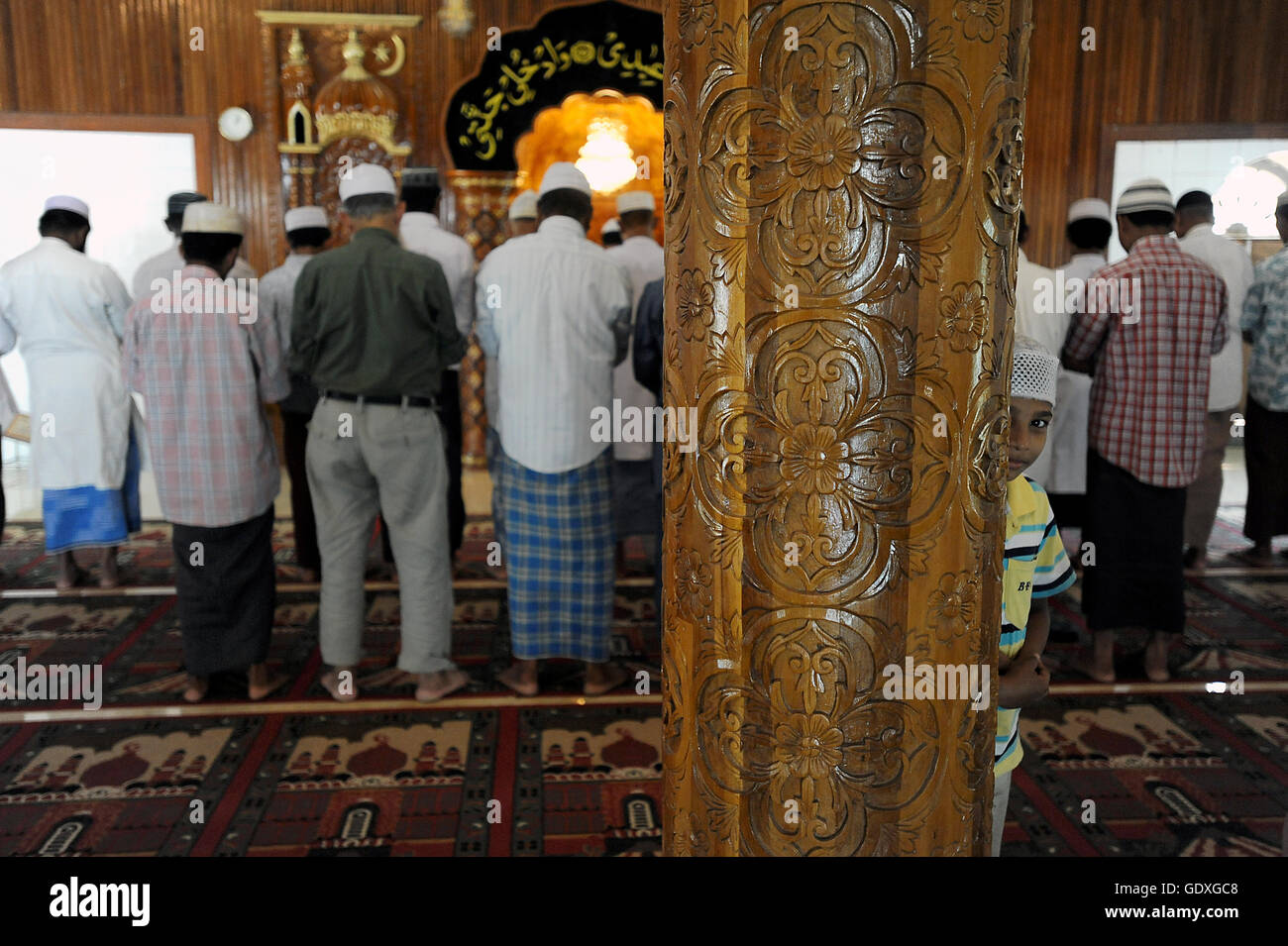 Praying Muslim men Stock Photo - Alamy