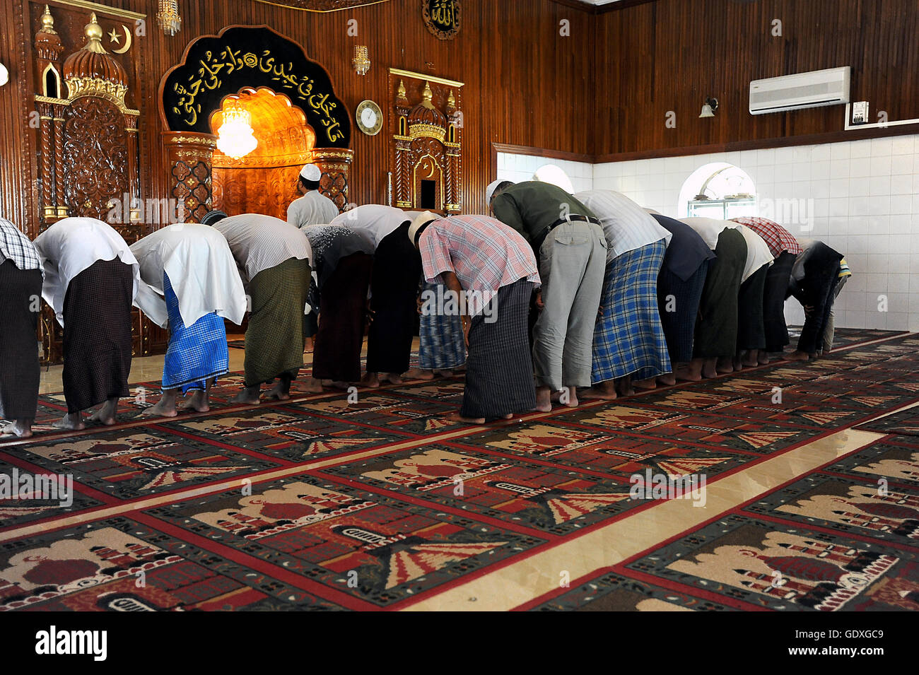 Praying Muslim men Stock Photo - Alamy