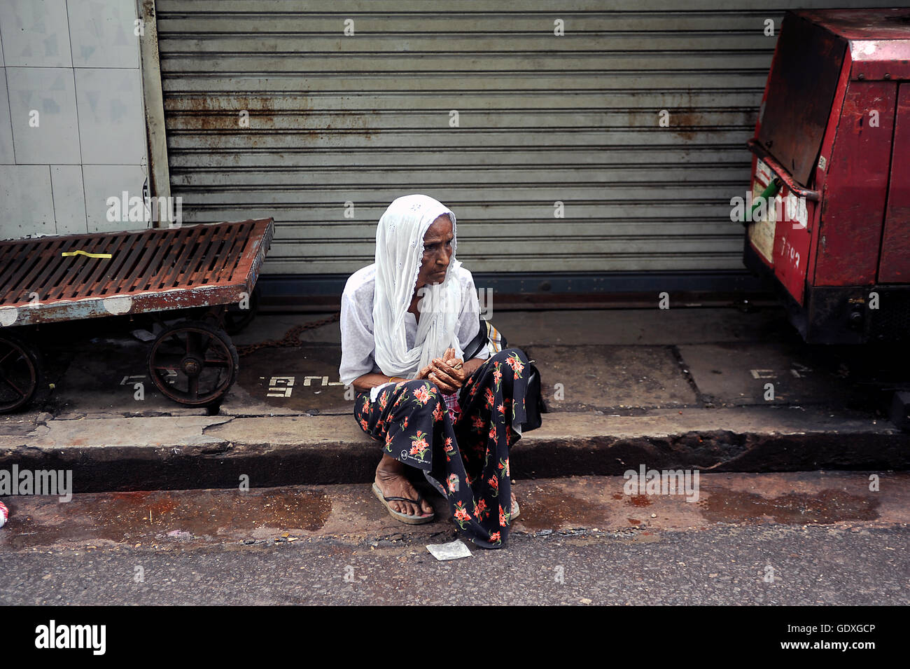 Muslim woman begging Stock Photo - Alamy