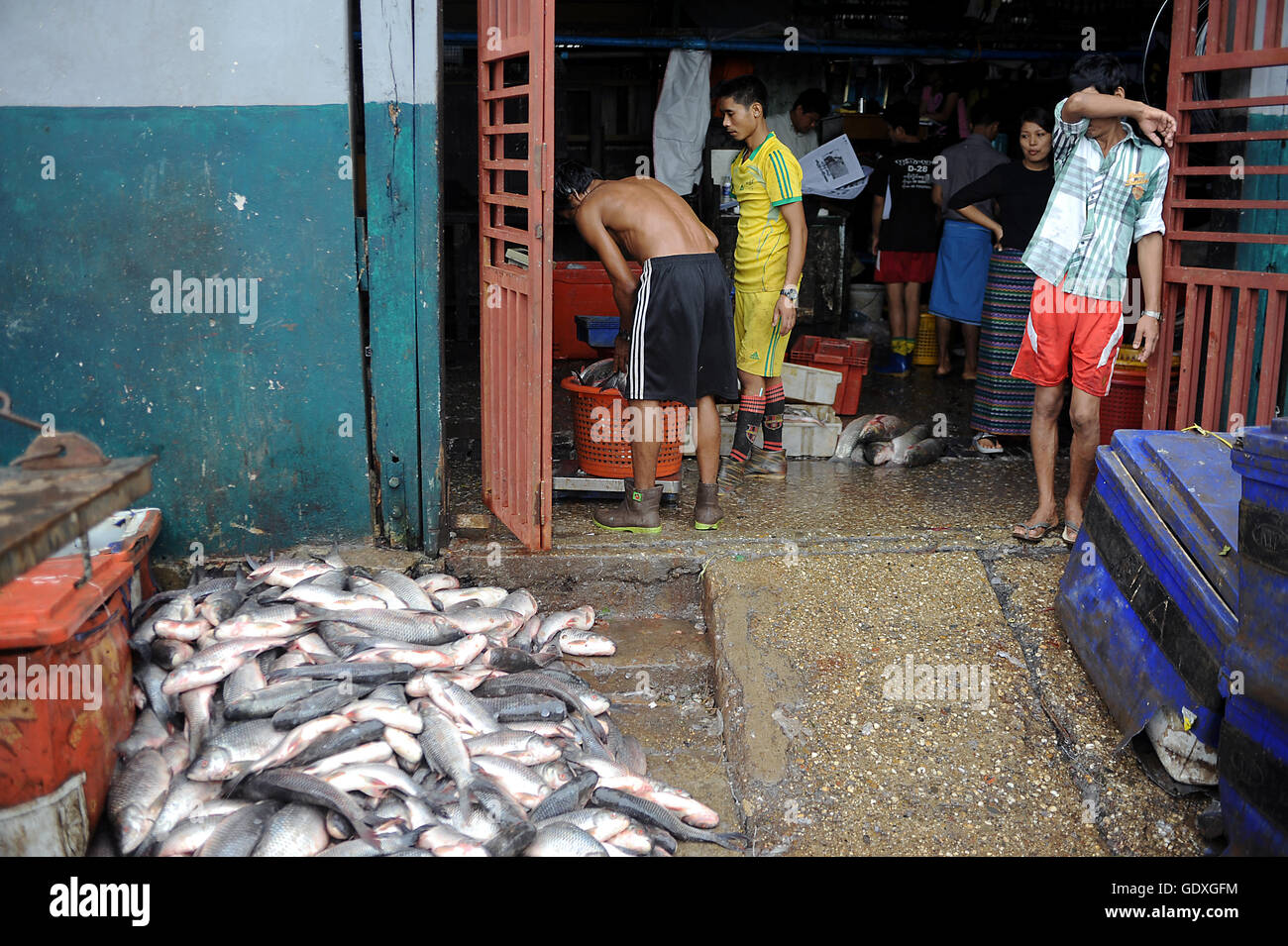 San Pya fish market in Yangon Stock Photo - Alamy