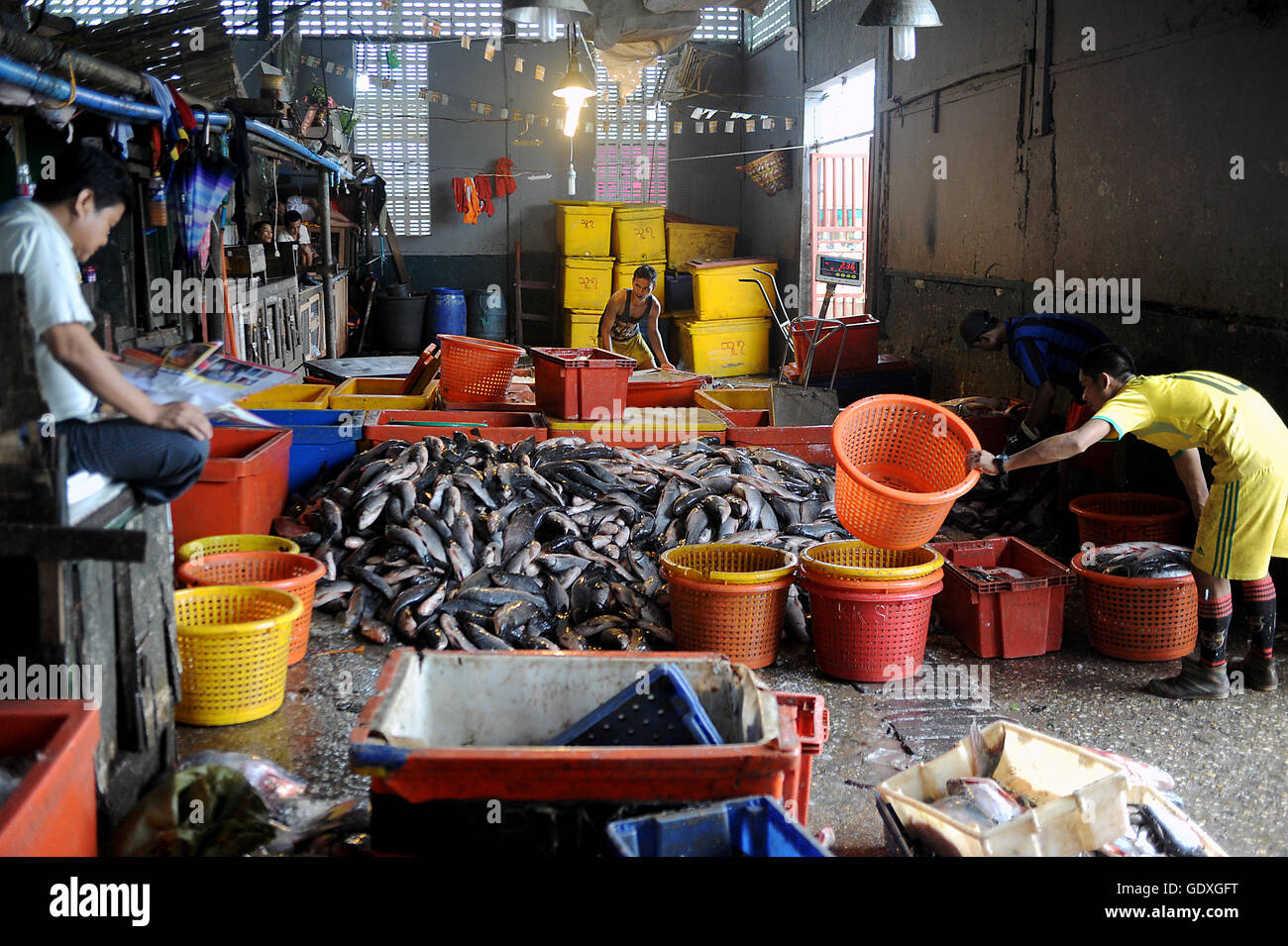 San Pya fish market in Yangon Stock Photo - Alamy