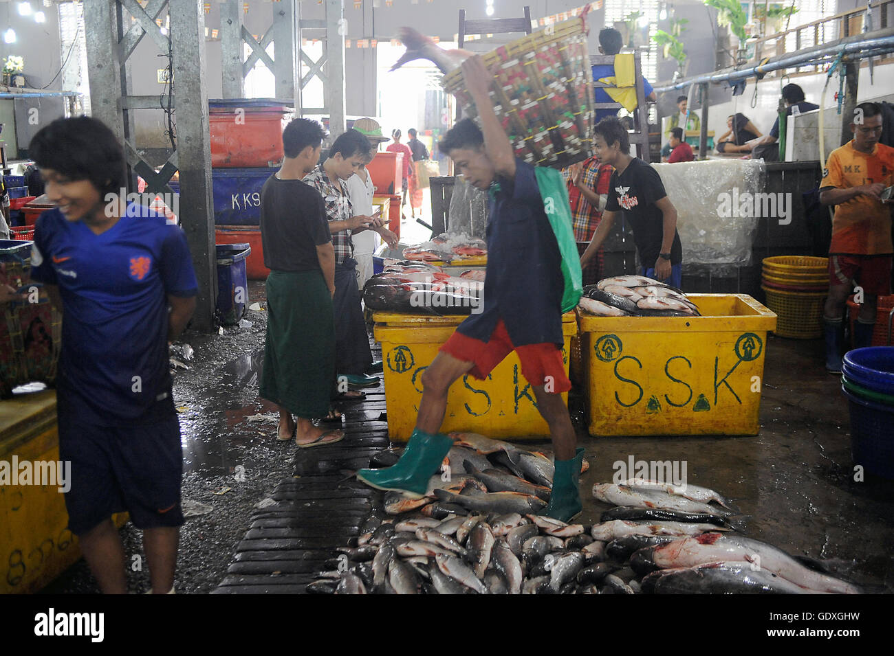 San Pya fish market in Yangon Stock Photo - Alamy