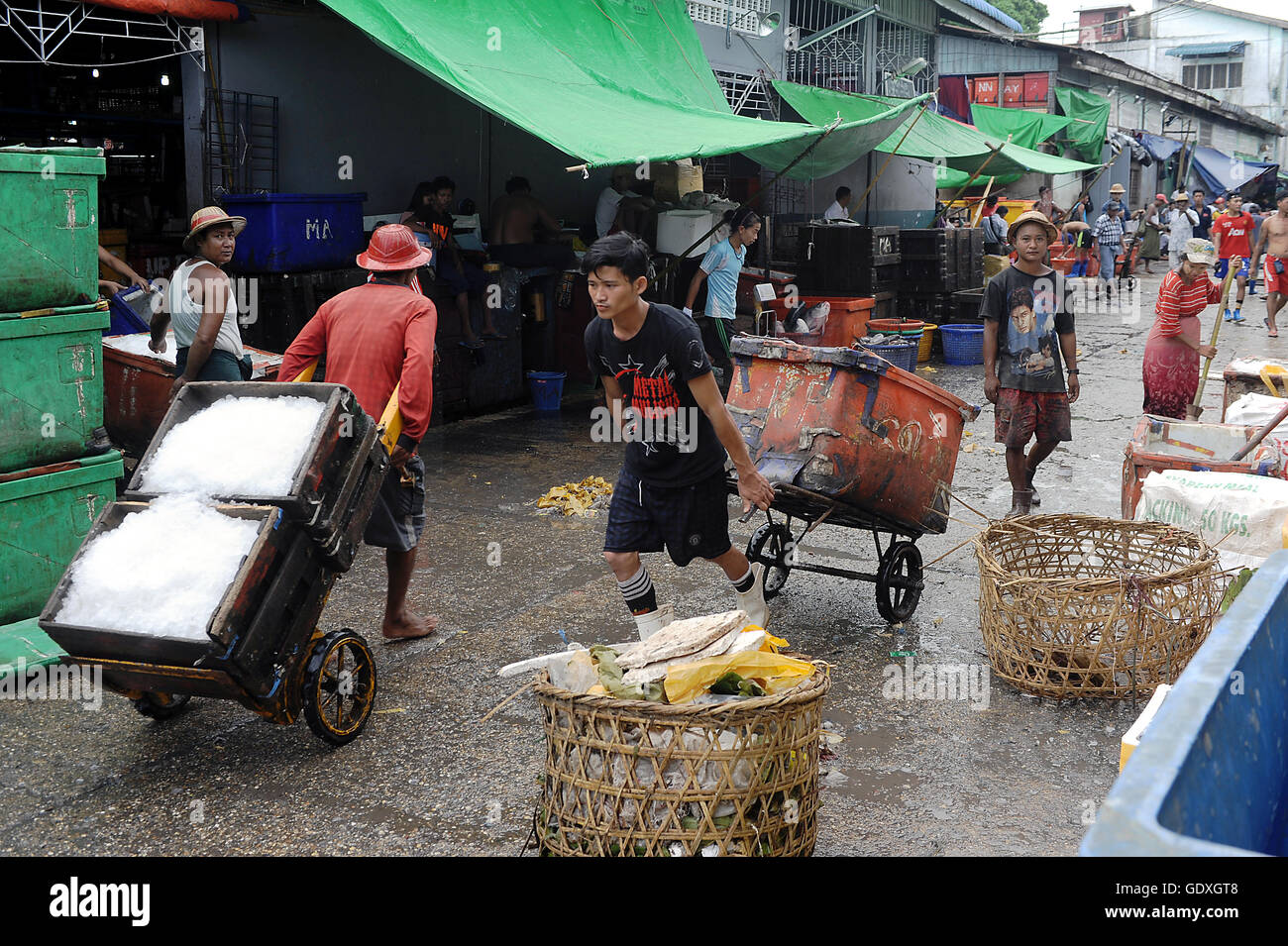 San Pya fish market in Yangon Stock Photo - Alamy
