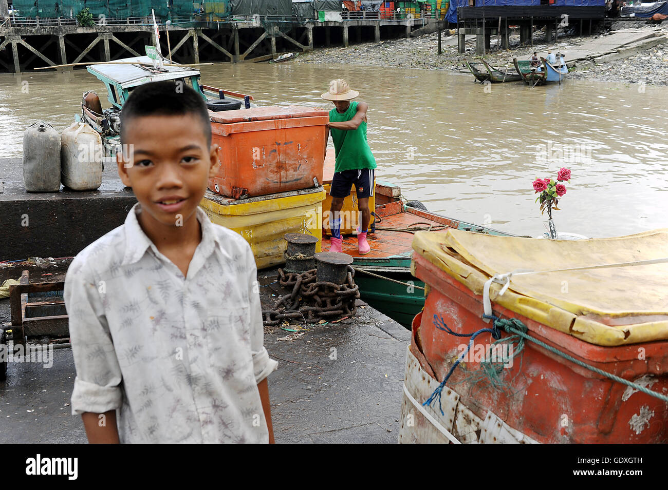 Boy at the fish market Stock Photo - Alamy