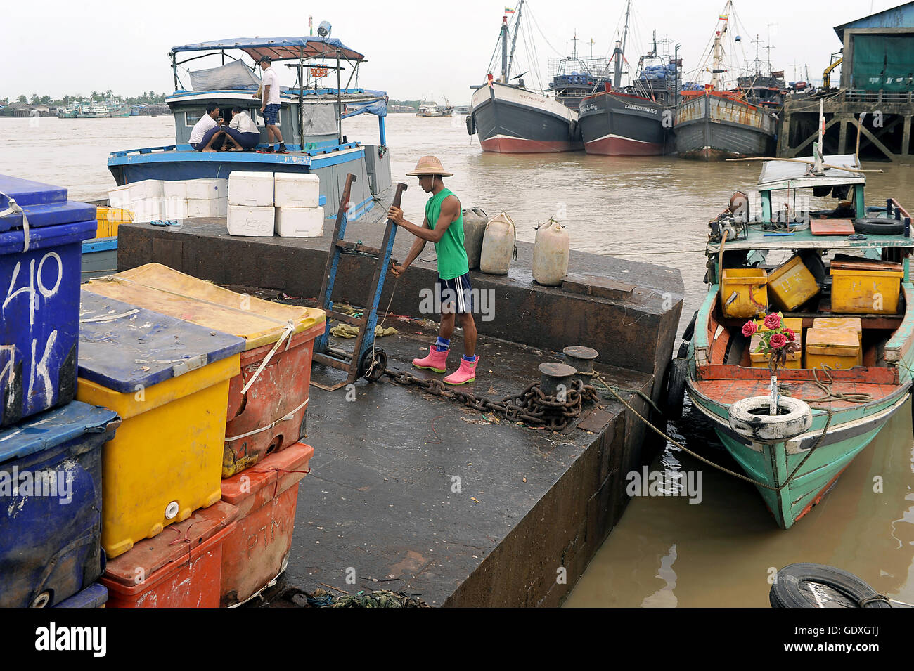 San Pya fish market in Yangon Stock Photo - Alamy