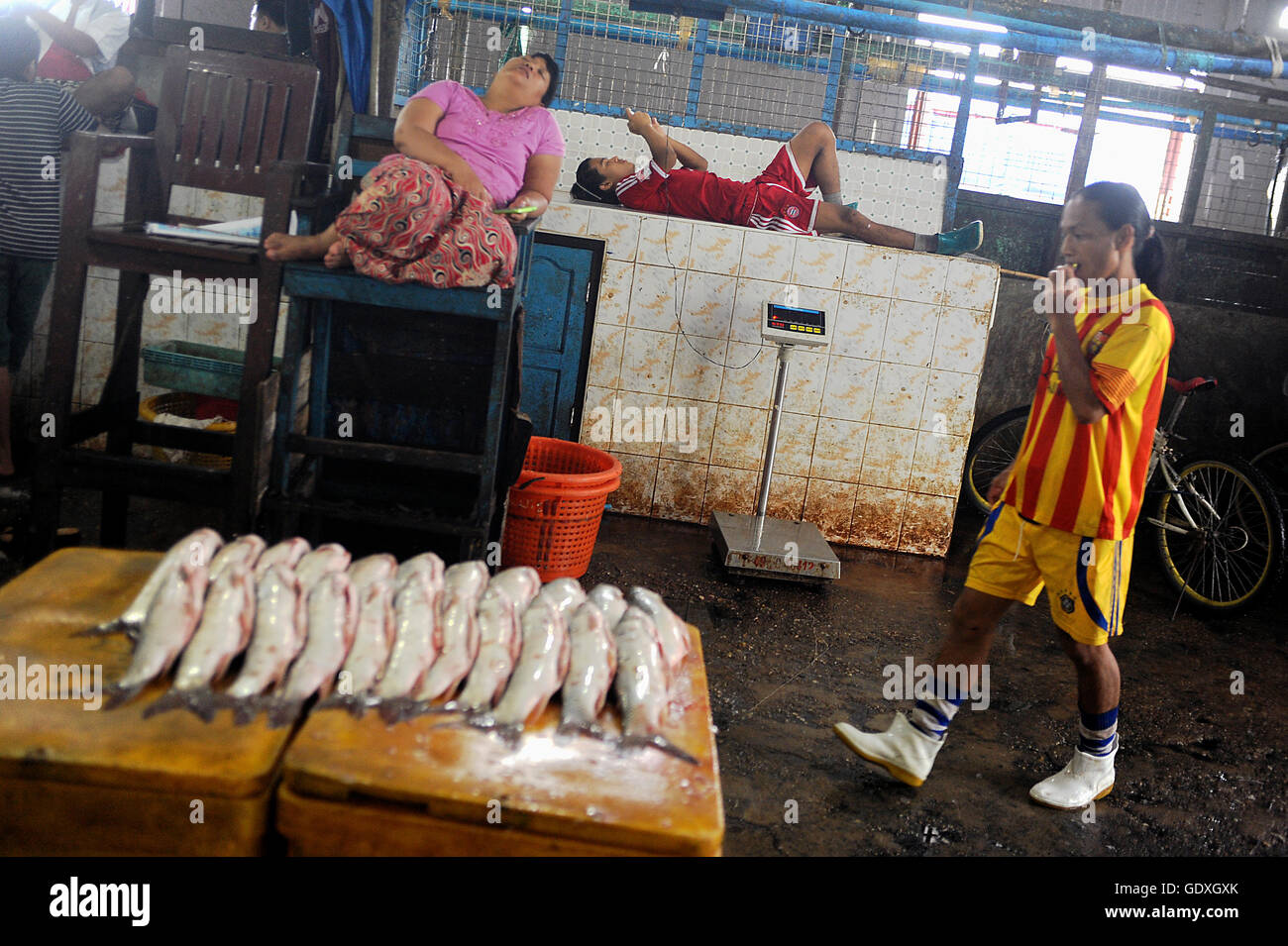 San Pya fish market in Yangon Stock Photo - Alamy