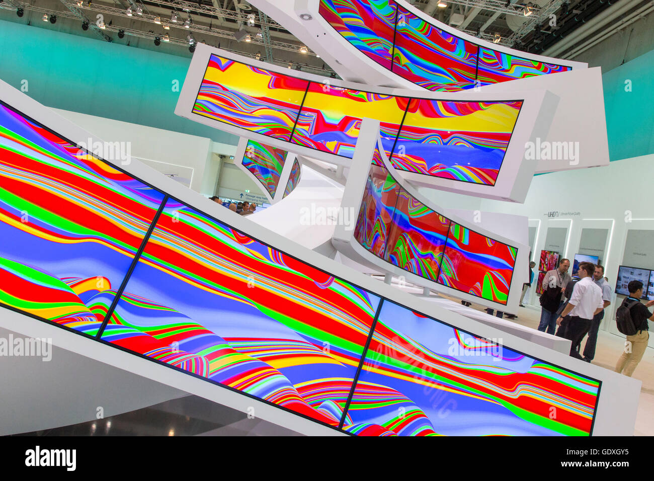 Samsung curved screen hi-res stock photography and images - Alamy