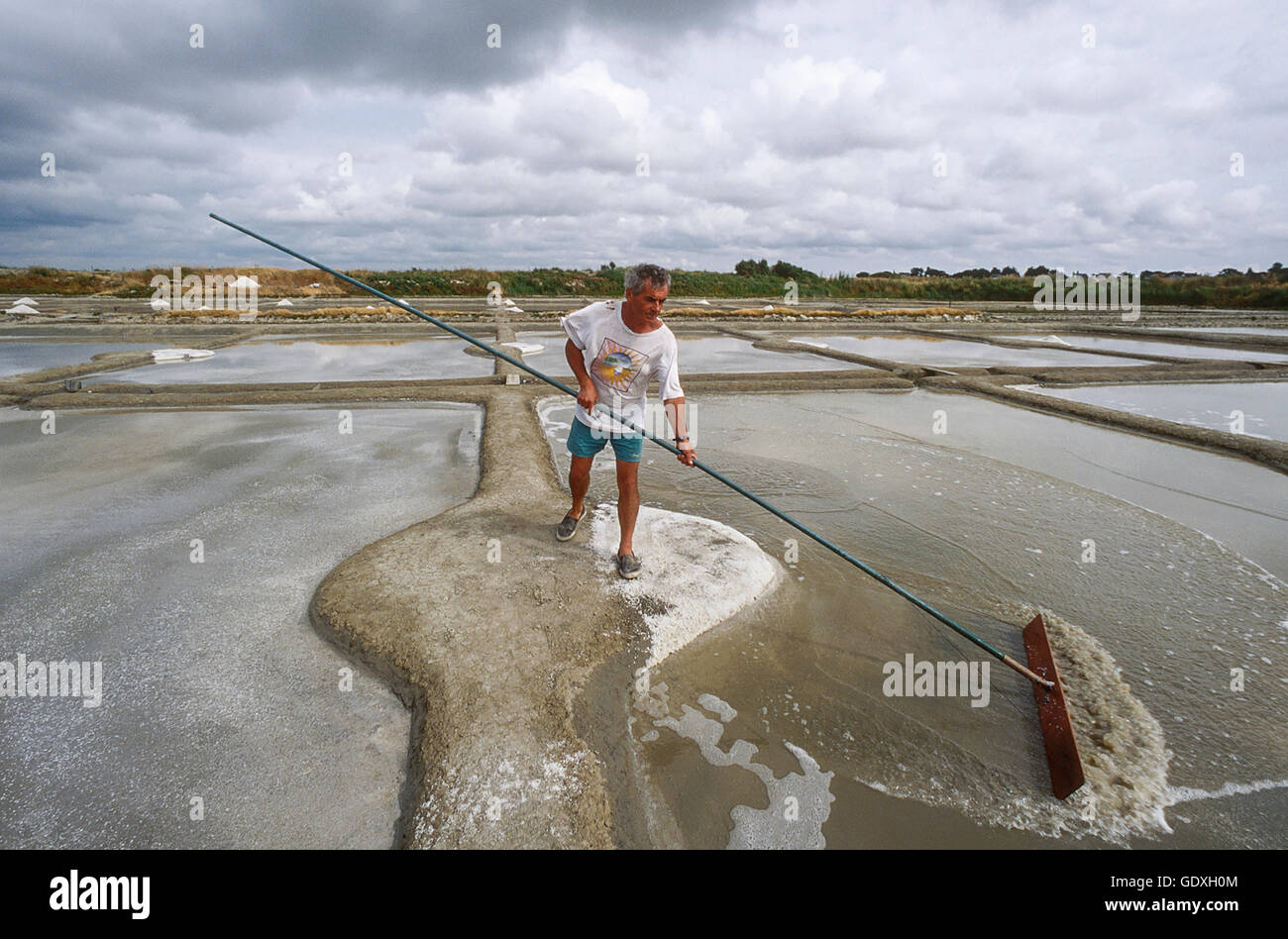Salt production in Guérande marshes Stock Photo - Alamy