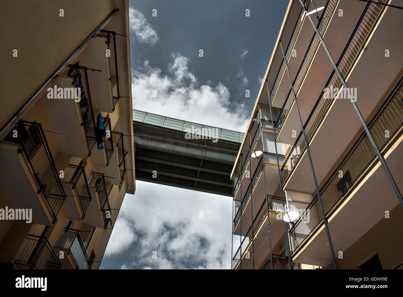 Buildings under bridge hi-res stock photography and images - Alamy