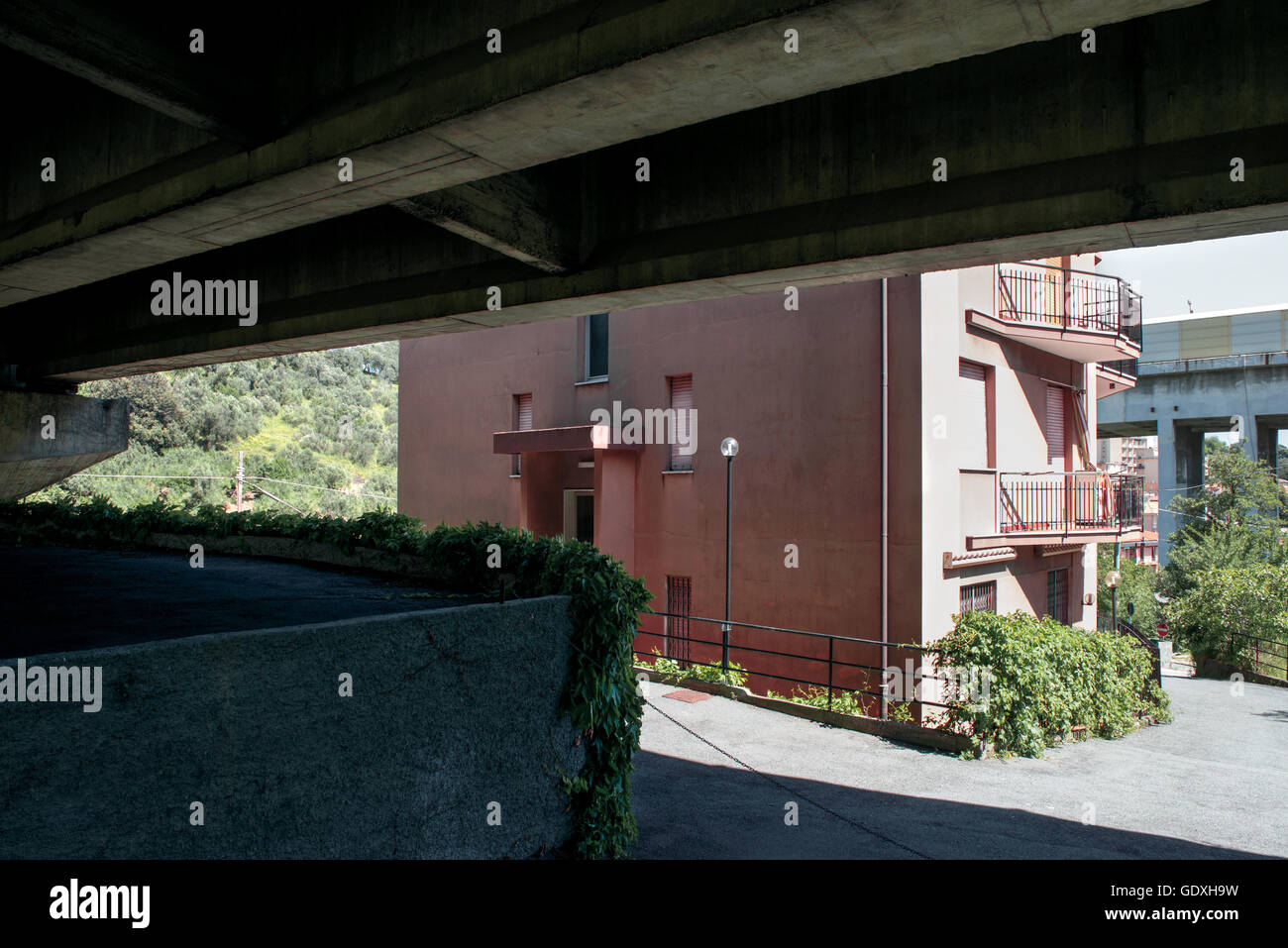 Residential building under highway bridge hi-res stock photography and ...
