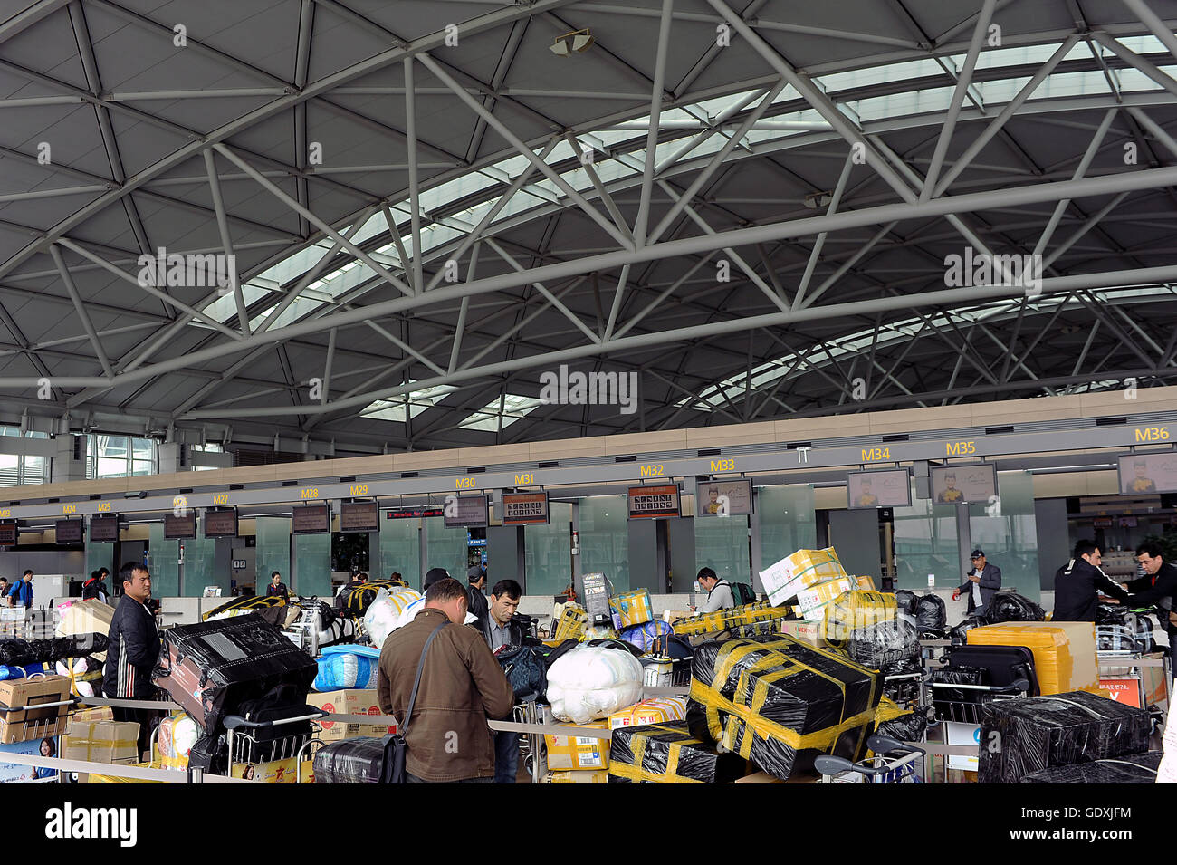 Flying to incheon international airport hi-res stock photography and ...