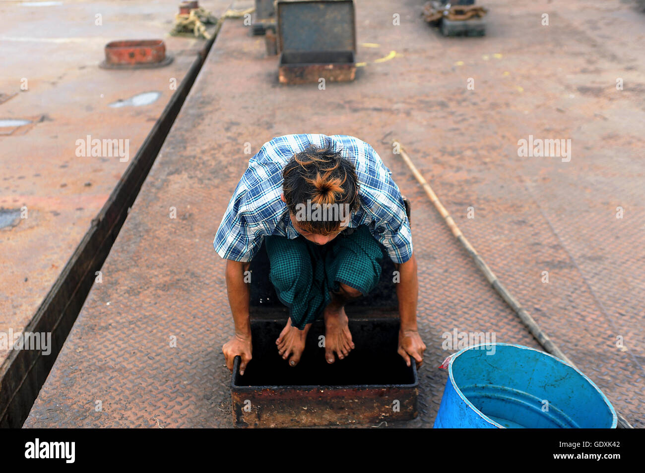 Open hatch vessel hi-res stock photography and images - Alamy