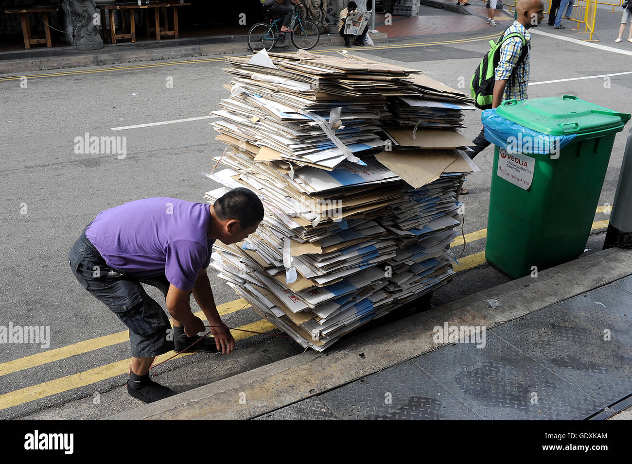 Cardboard collector in Singapore Stock Photo - Alamy