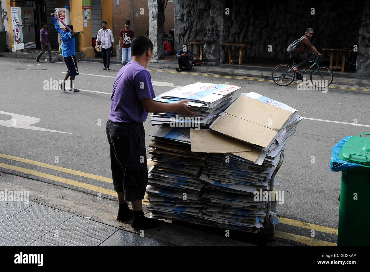 Cardboard collector in Singapore Stock Photo - Alamy