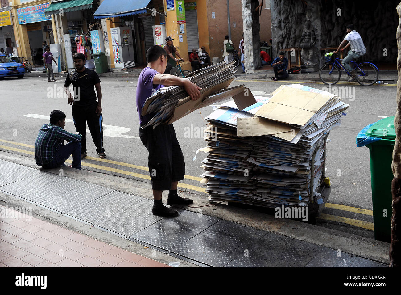 Garbage collector india hi-res stock photography and images - Alamy