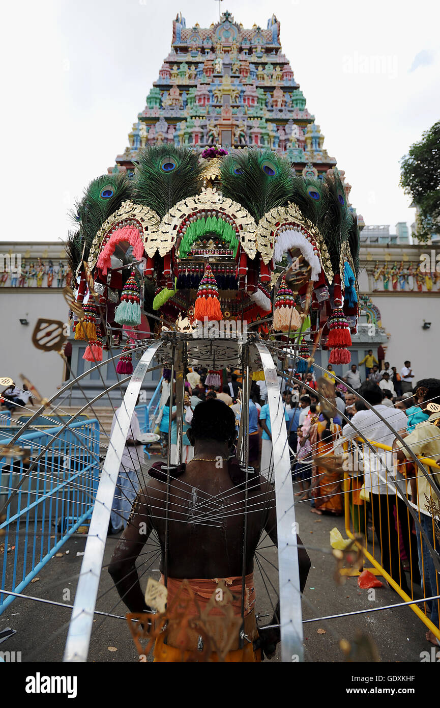 Singapore thaipusam murugan temple tank hi-res stock photography and ...
