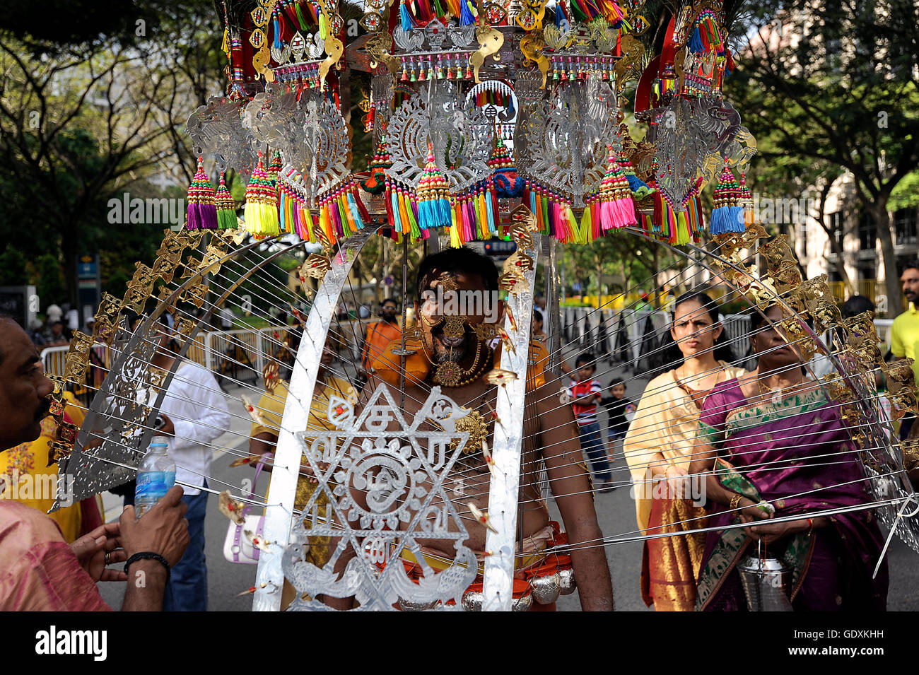 Singapore thaipusam murugan temple tank hi-res stock photography and ...