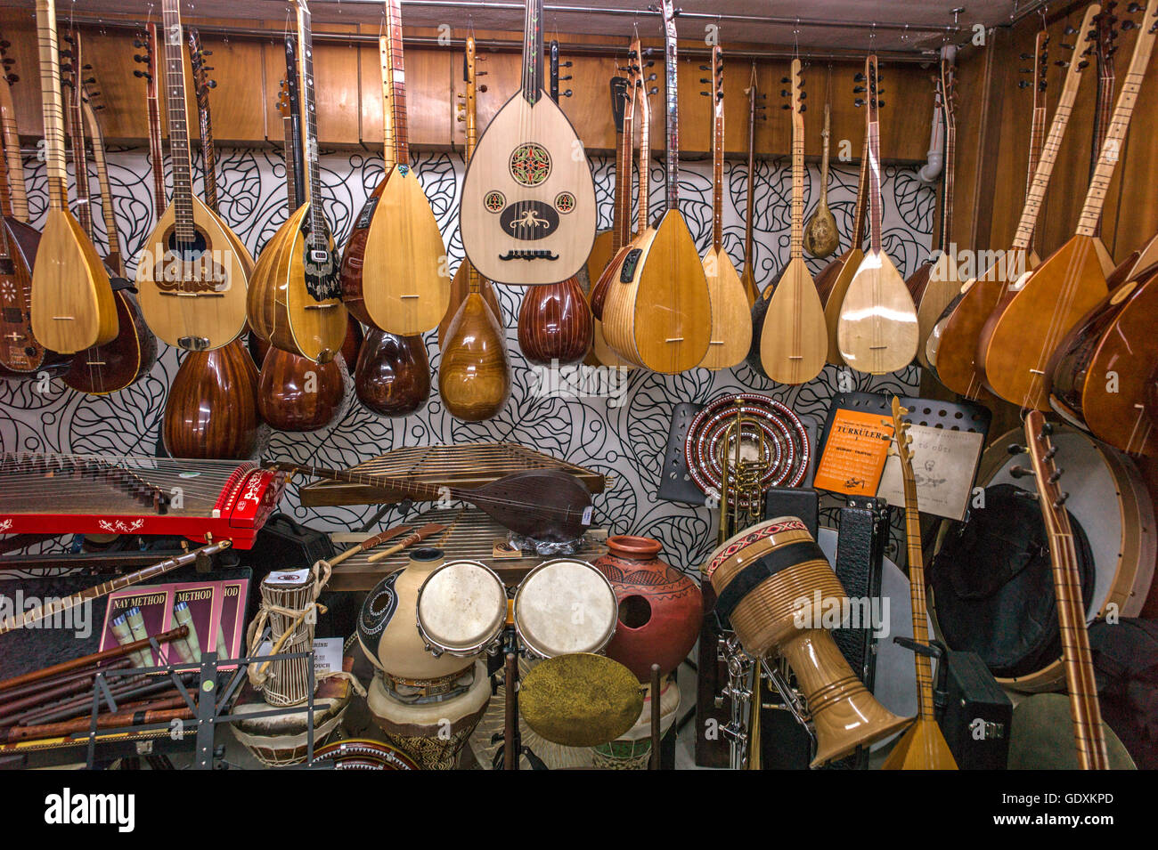 Istanbul turkey musical instruments shop hi-res stock photography and ...