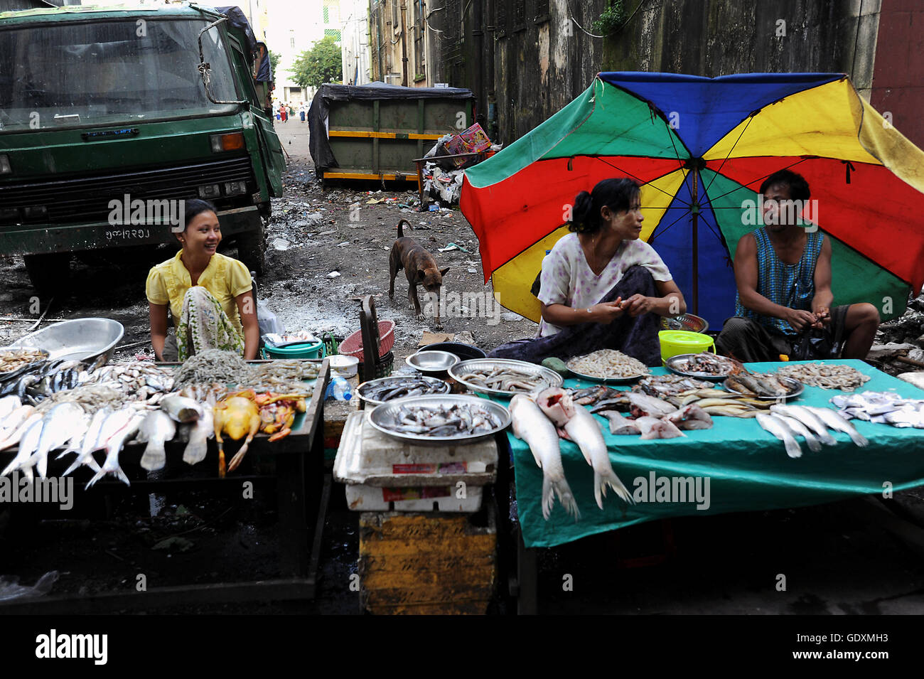 Fish vendors in Yangon Stock Photo - Alamy