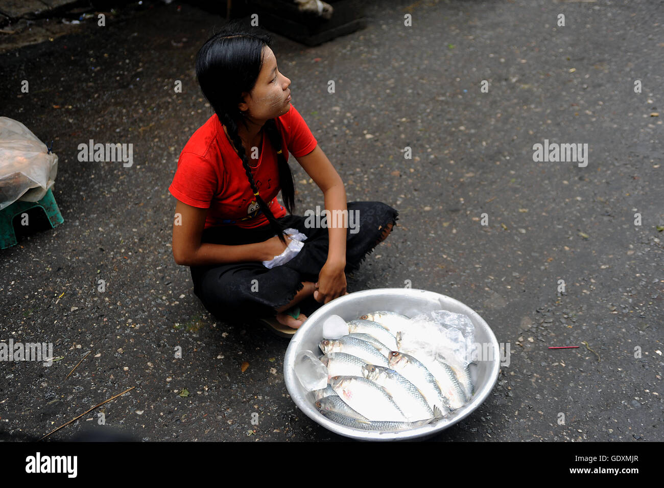 Fish vendor in Yangon Stock Photo - Alamy