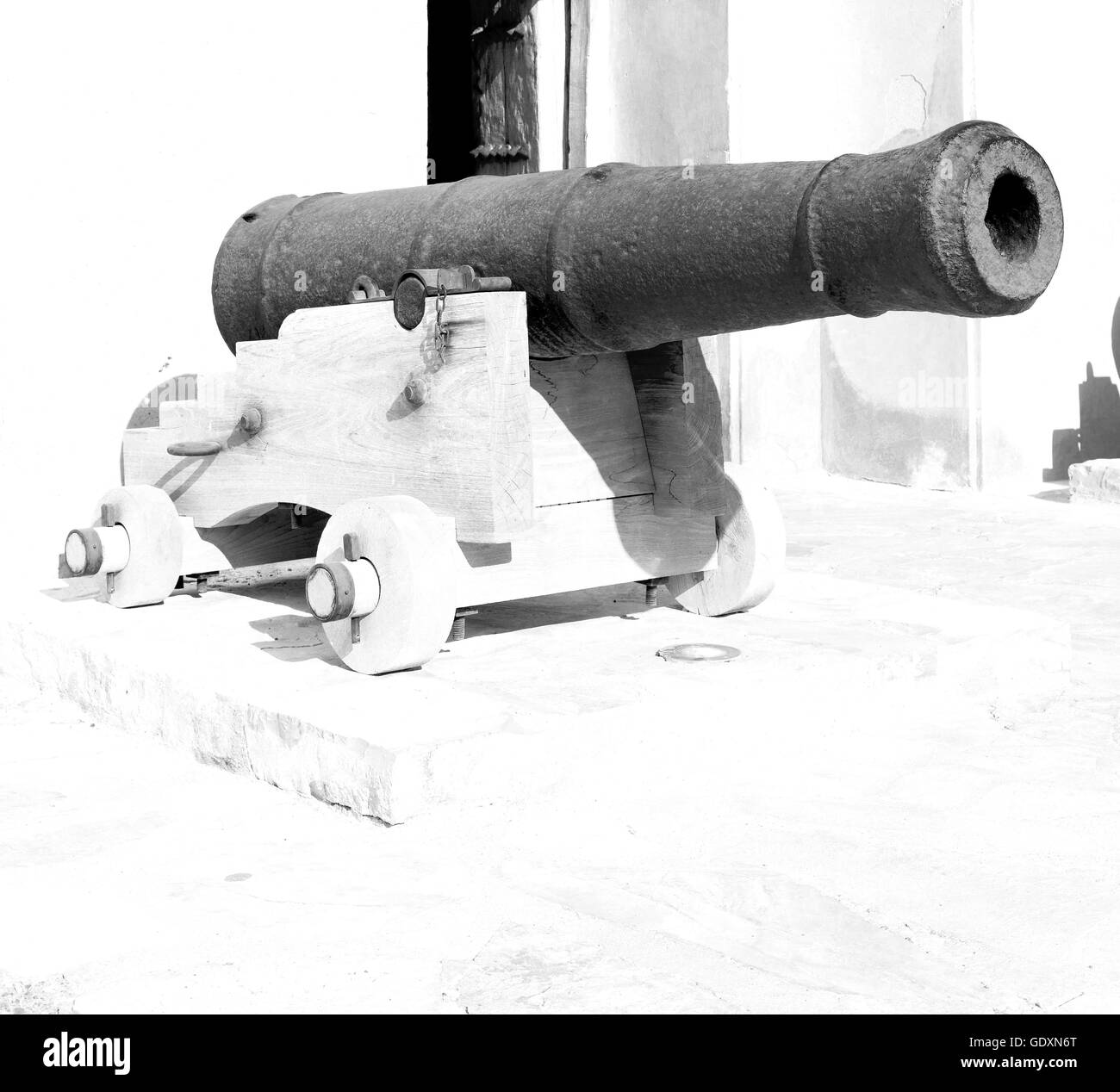 castle and cannon near the wall in oman muscat the old Stock Photo - Alamy