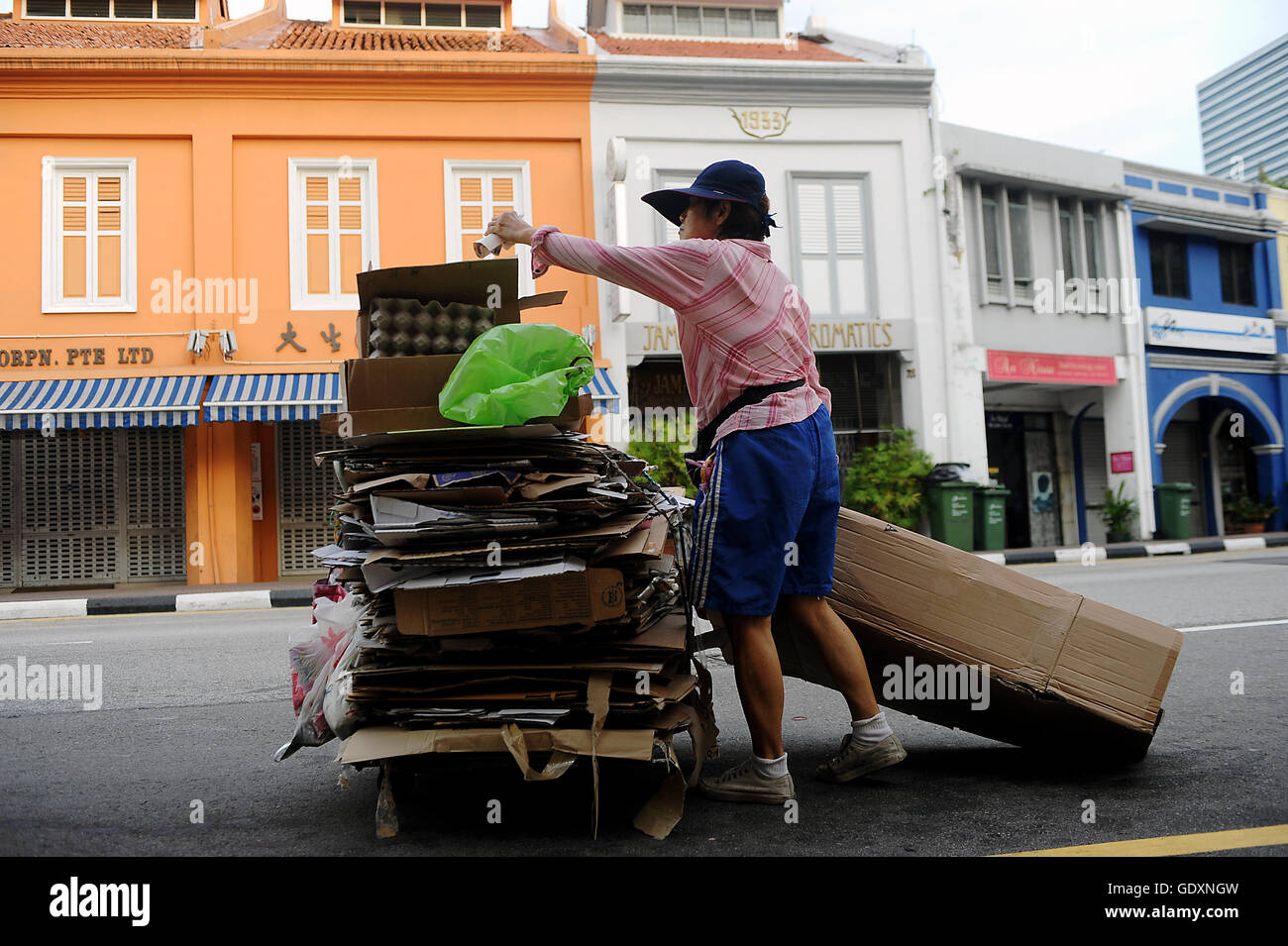 Cardboard collector in Singapore Stock Photo - Alamy