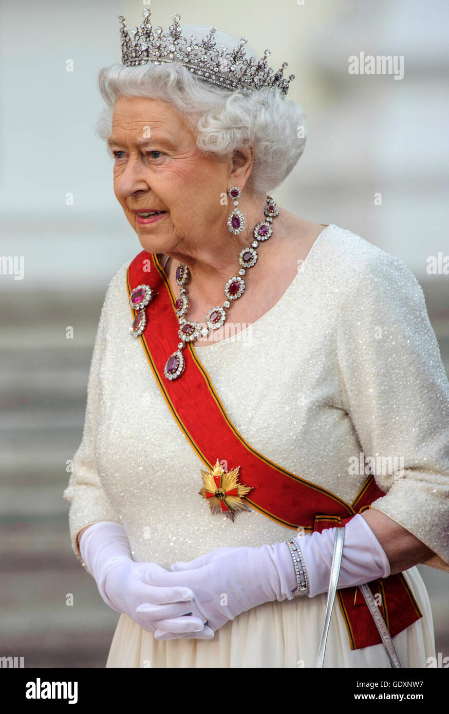 Queen elizabeth crown portrait hi-res stock photography and images - Alamy