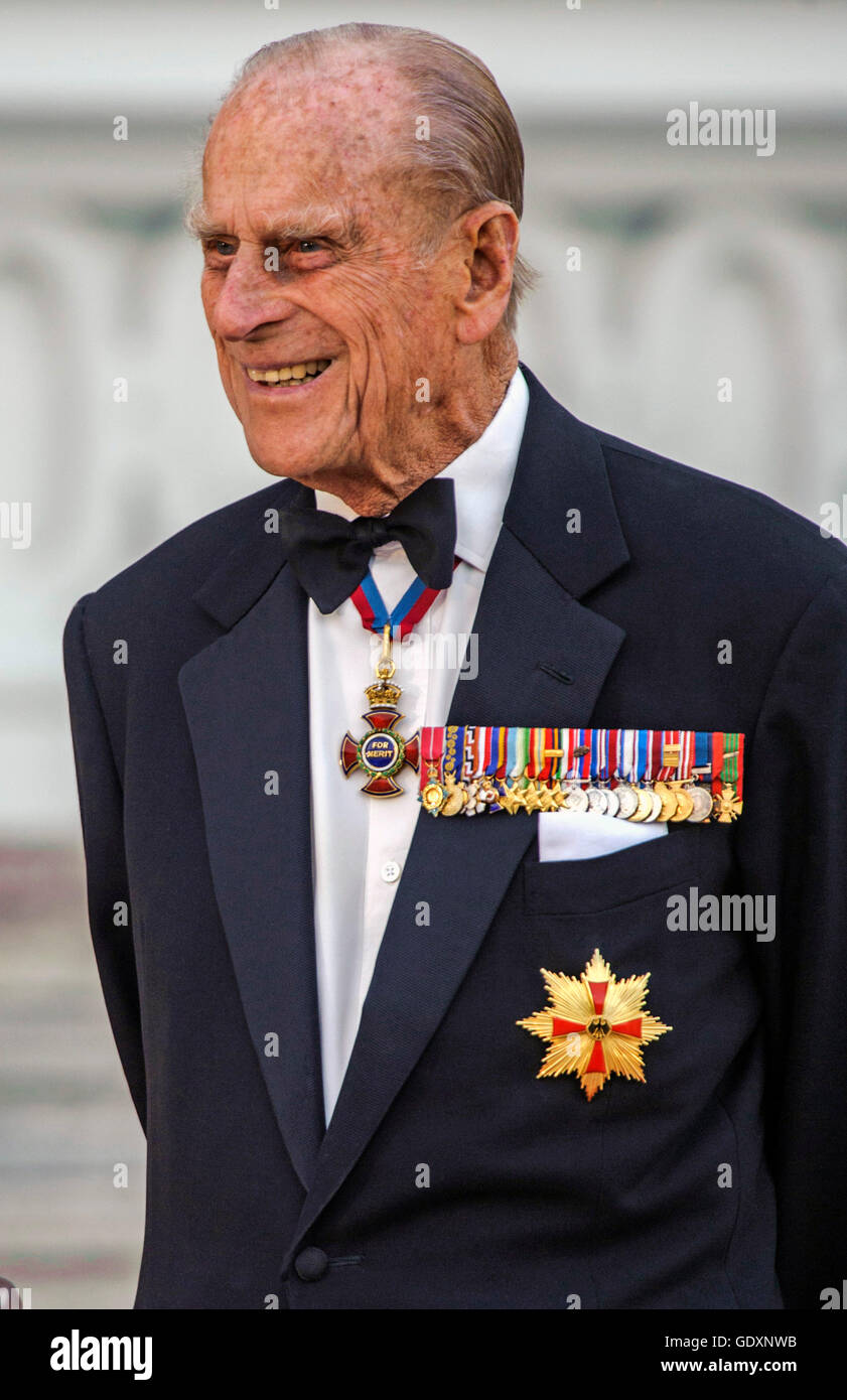 Prince philip and the queen portrait hi-res stock photography and ...