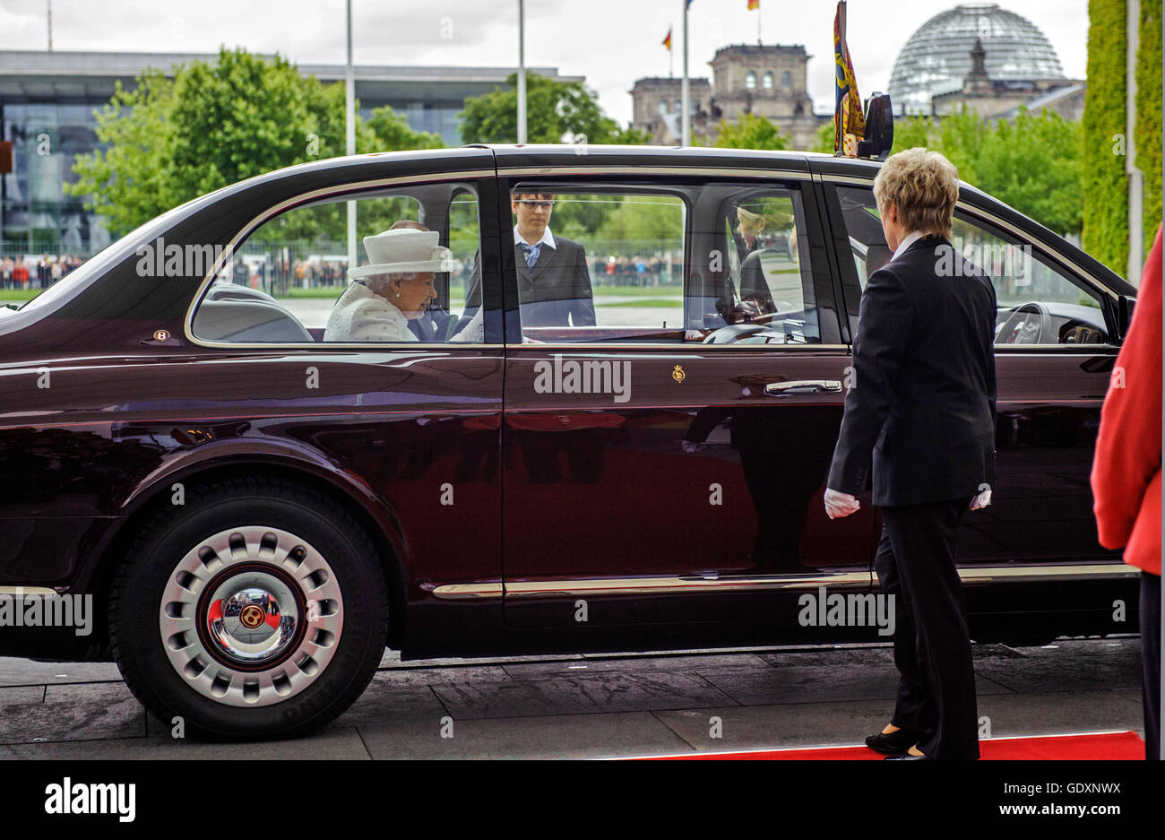 Queen elizabeth car hi-res stock photography and images - Alamy