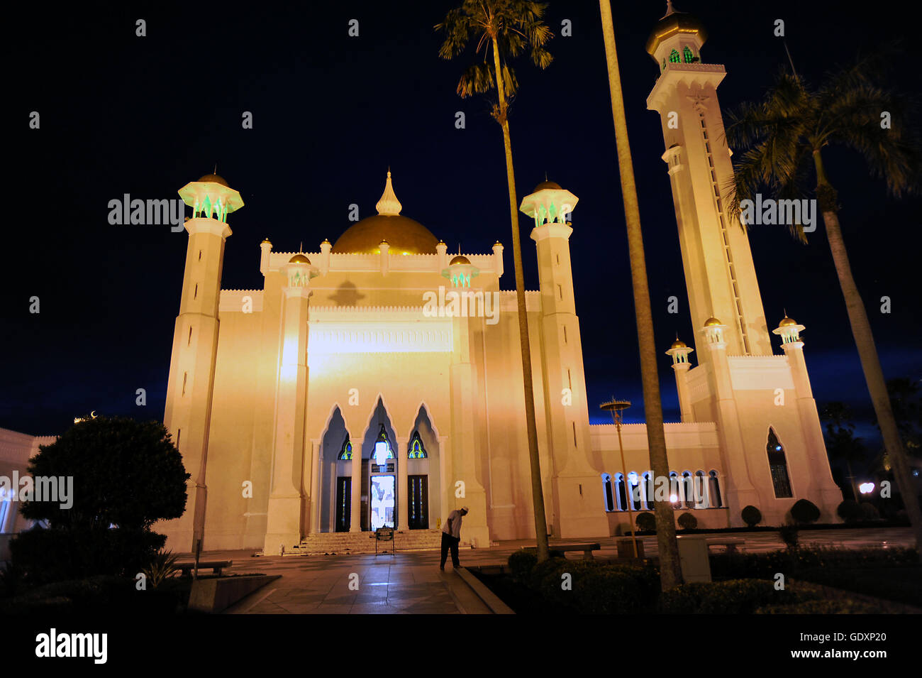 Sultan Omar Ali Saifuddien Mosque Stock Photo - Alamy