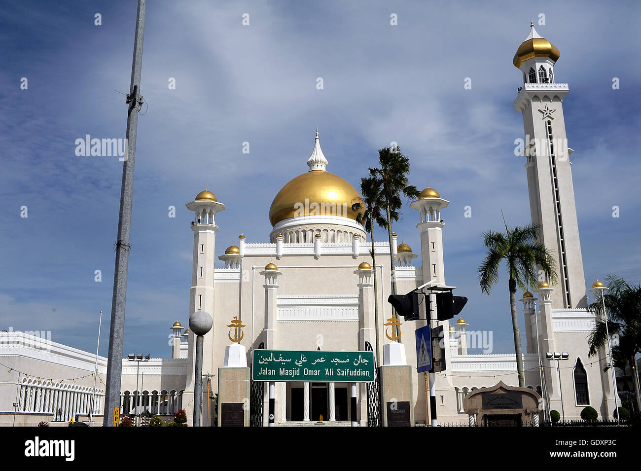 Sultan Omar Ali Saifuddien Mosque Stock Photo - Alamy