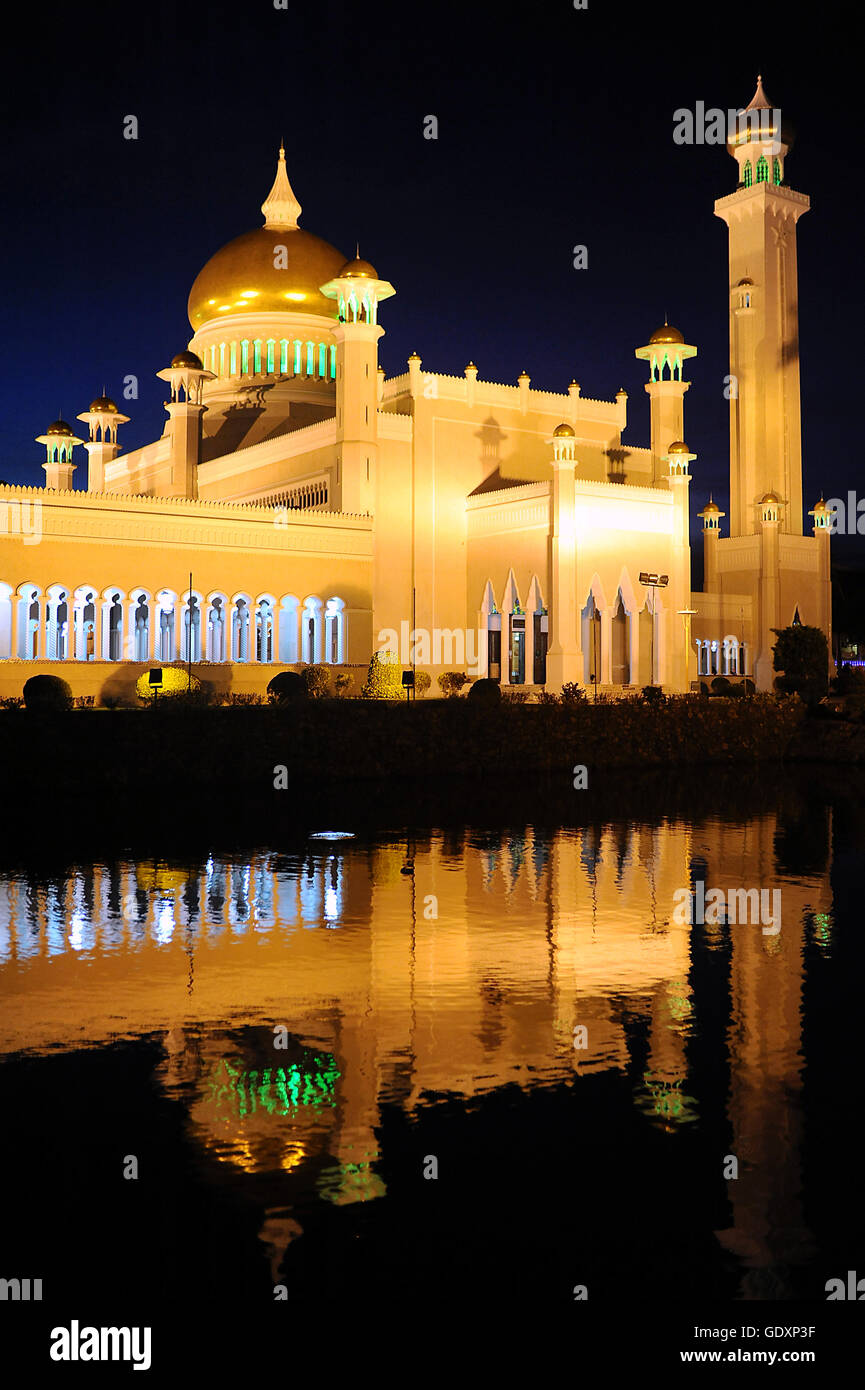 Sultan Omar Ali Saifuddien Mosque Stock Photo - Alamy