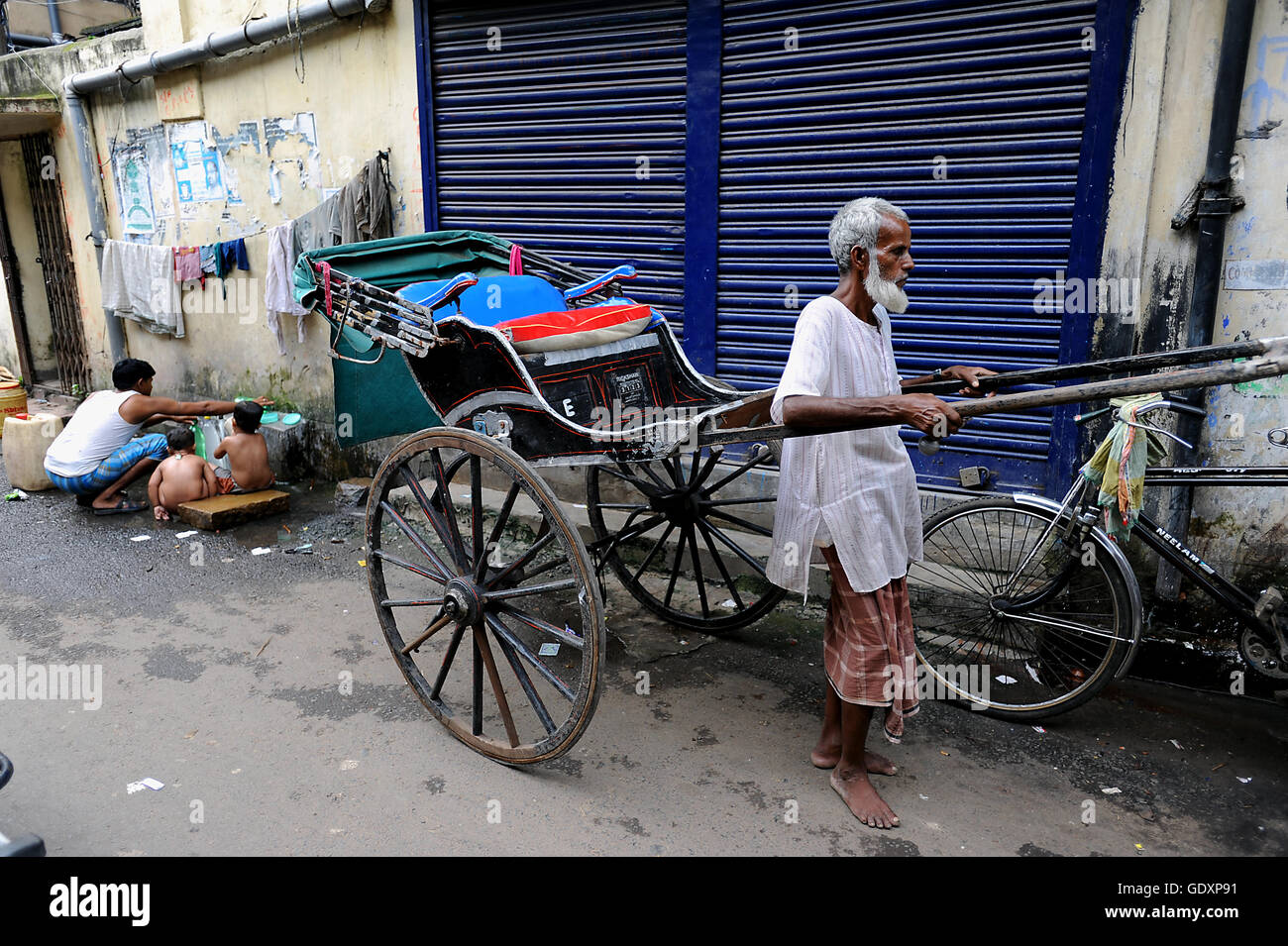 Rickshaw puller in Kolkata Stock Photo - Alamy