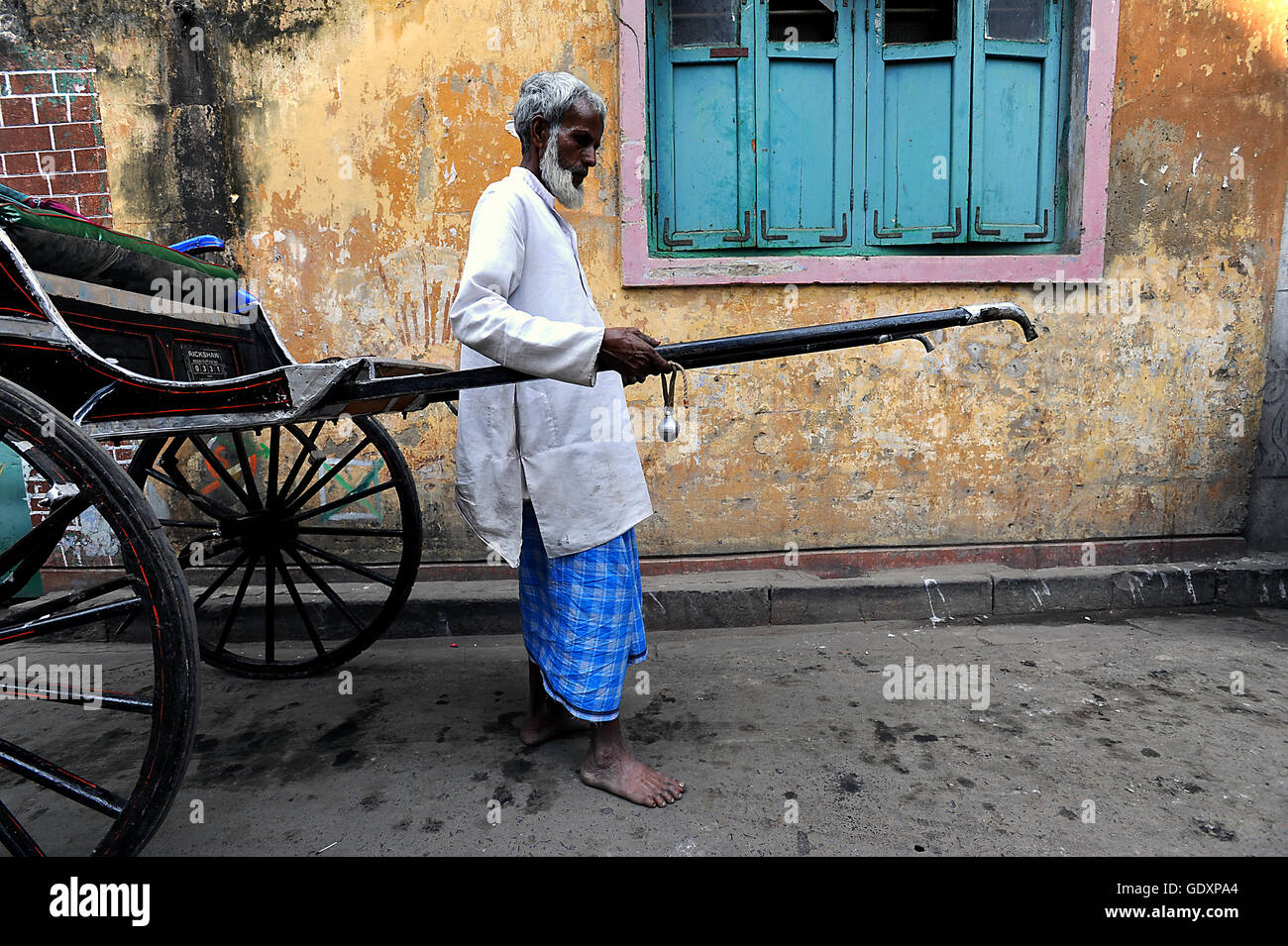 Rickshaw puller in Kolkata Stock Photo - Alamy