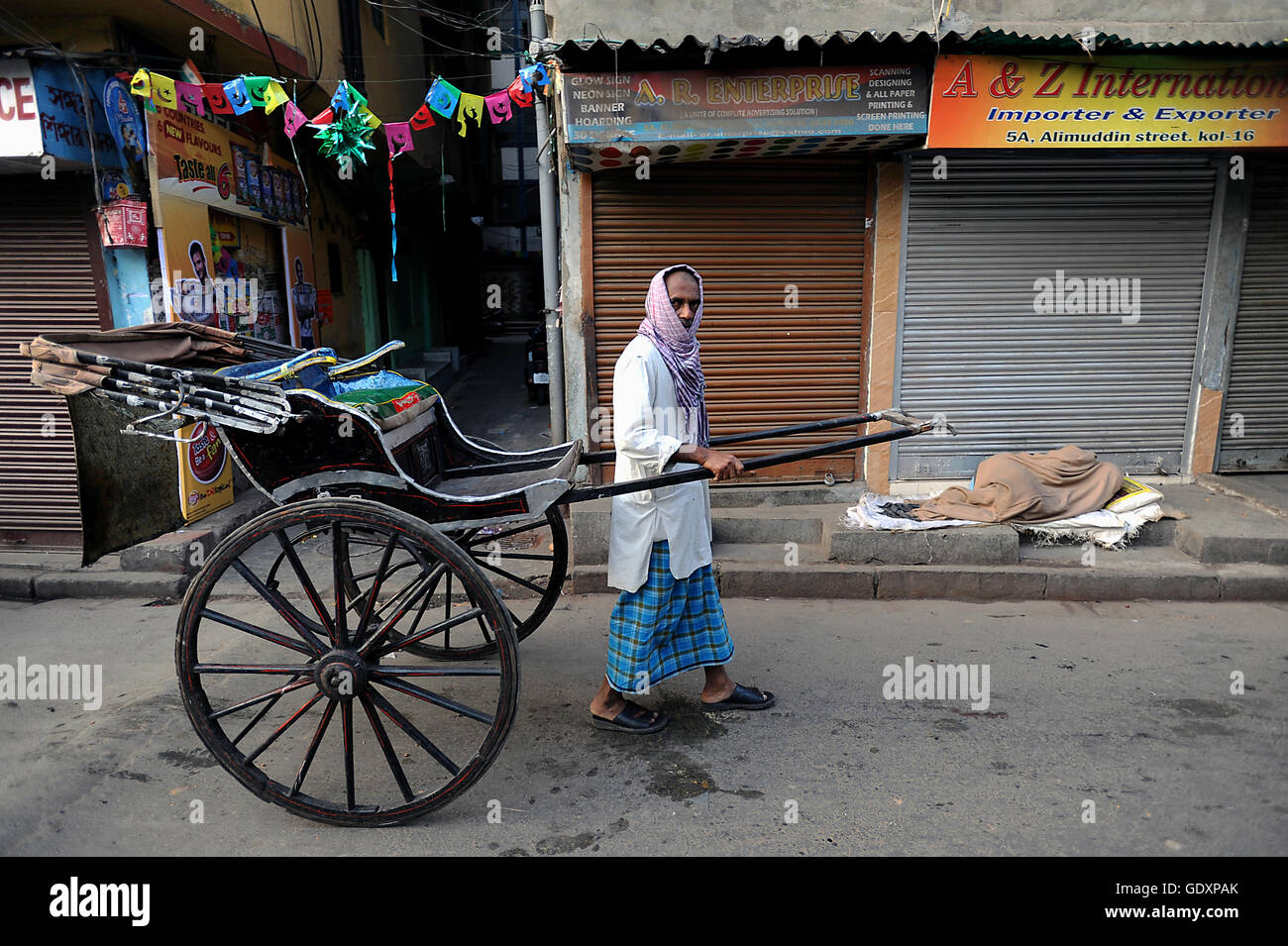 Rickshaw puller in Kolkata Stock Photo - Alamy