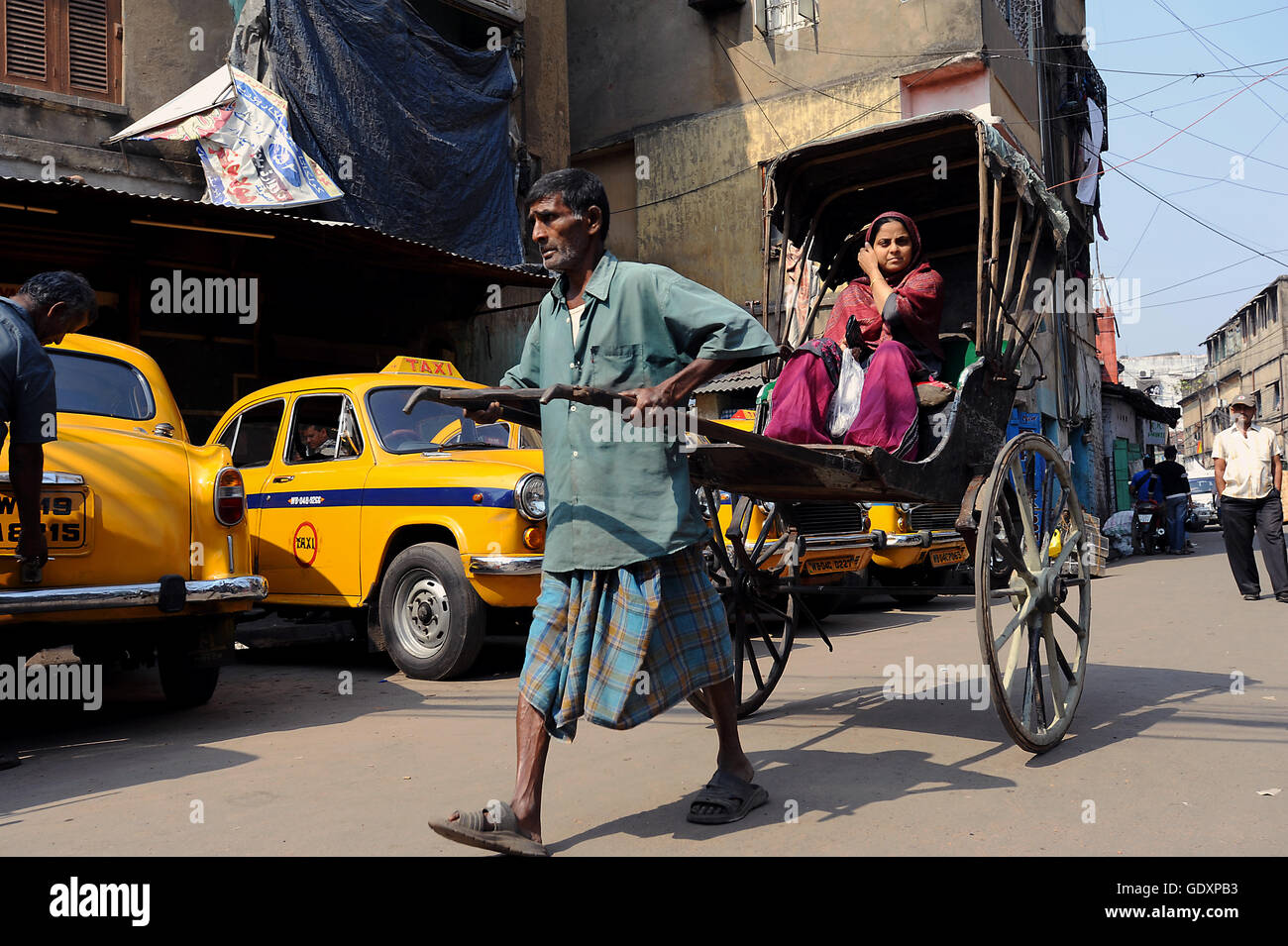 Rickshaw puller in Kolkata Stock Photo - Alamy