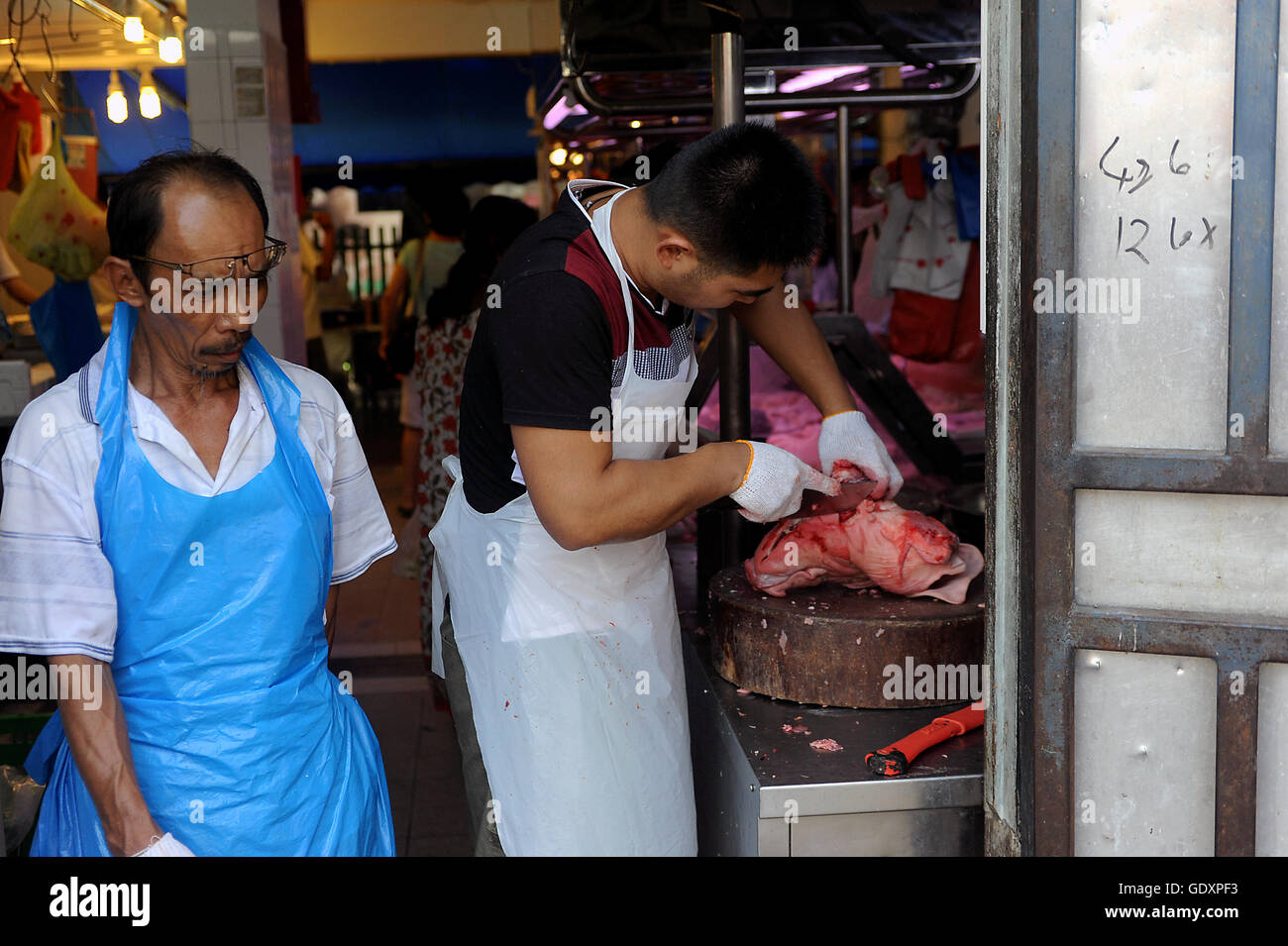 Butchers shop pigs head hi-res stock photography and images - Alamy