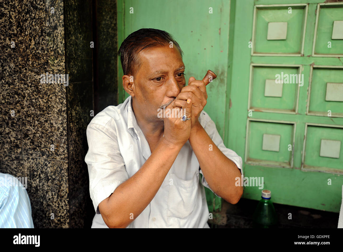 Smoking heads in Kolkata Stock Photo - Alamy