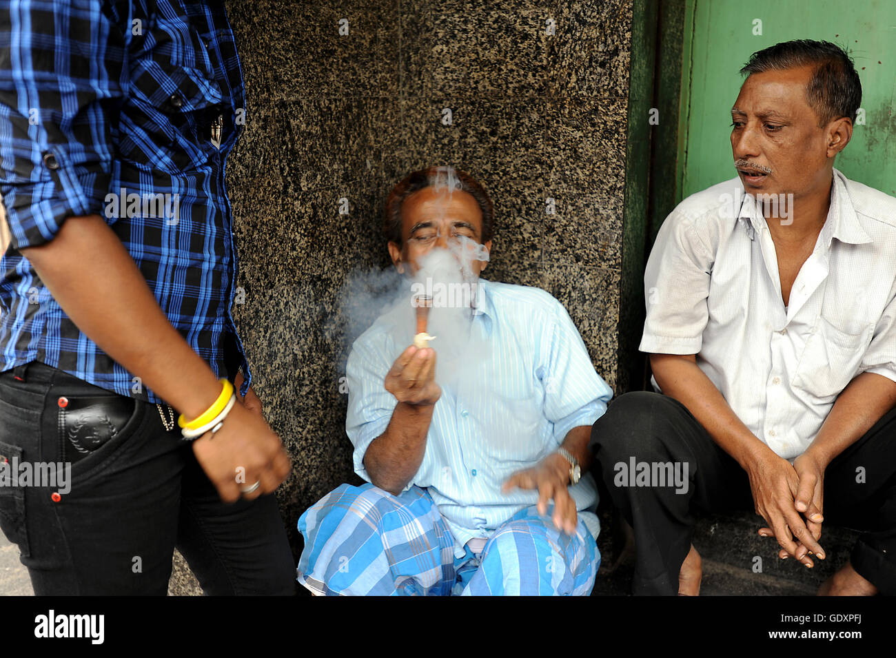 2011 men smoke hashish at a street corner in kolkata hi-res stock ...