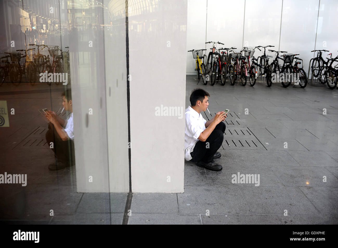 SINGAPORE. 2015. Cigarette break Stock Photo - Alamy