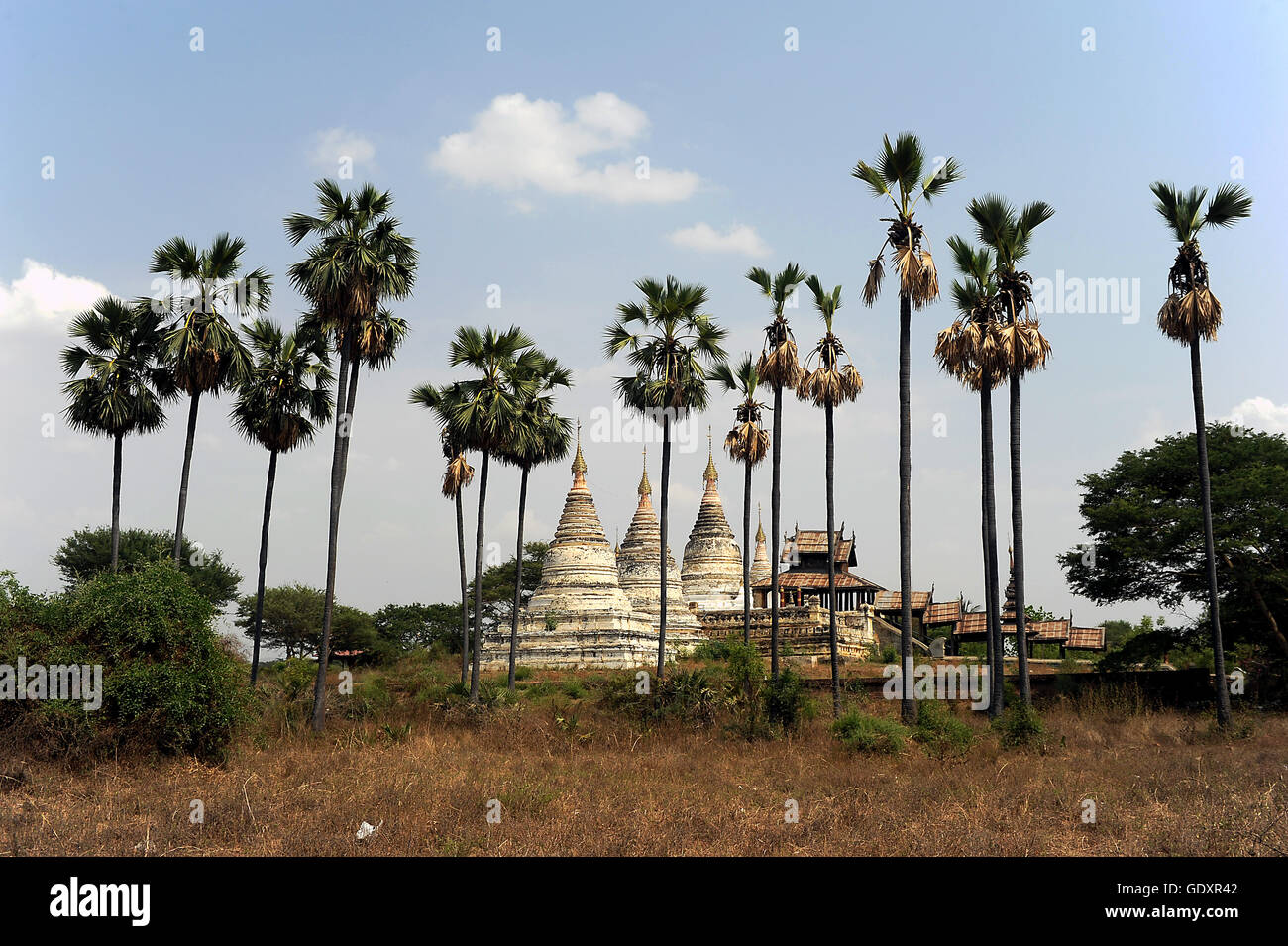 Bagan stupas pagodas ancient city hi-res stock photography and images ...