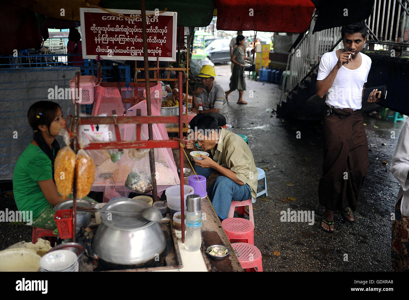 MYANMAR. Yangon. 2014. Streetfood Stock Photo - Alamy