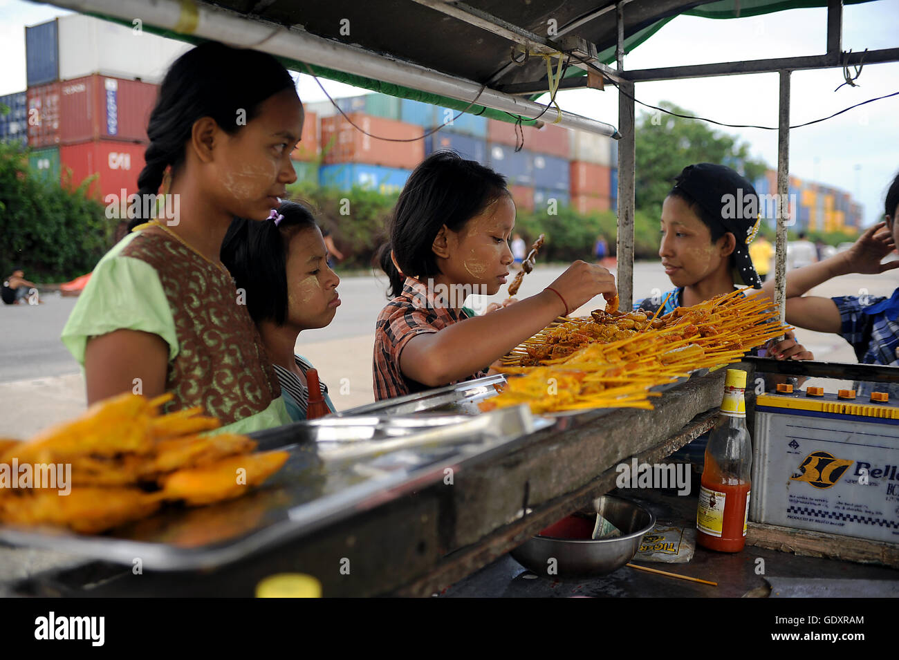 MYANMAR. Yangon. 2014. Streetfood Stock Photo - Alamy