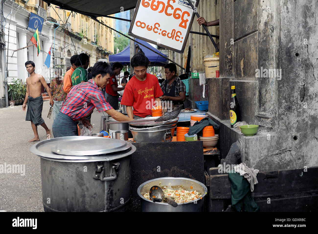 MYANMAR. Yangon. 2014. Streetfood Stock Photo - Alamy