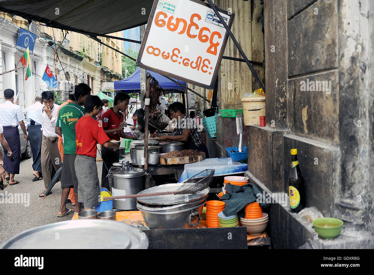 MYANMAR. Yangon. 2014. Streetfood Stock Photo - Alamy
