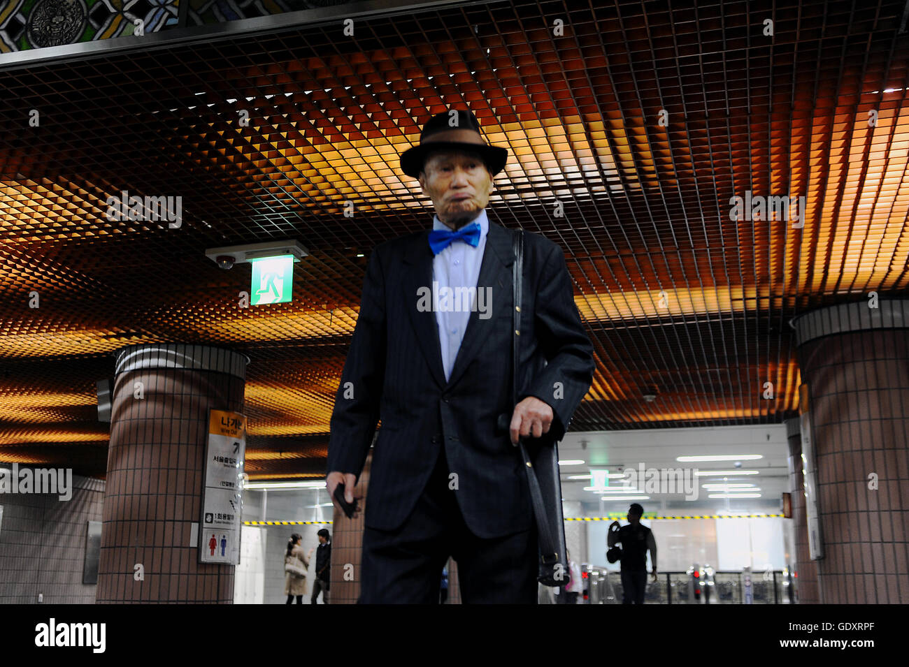 SOUTH KOREA. Seoul. 2013. Old man in subway station Stock Photo - Alamy